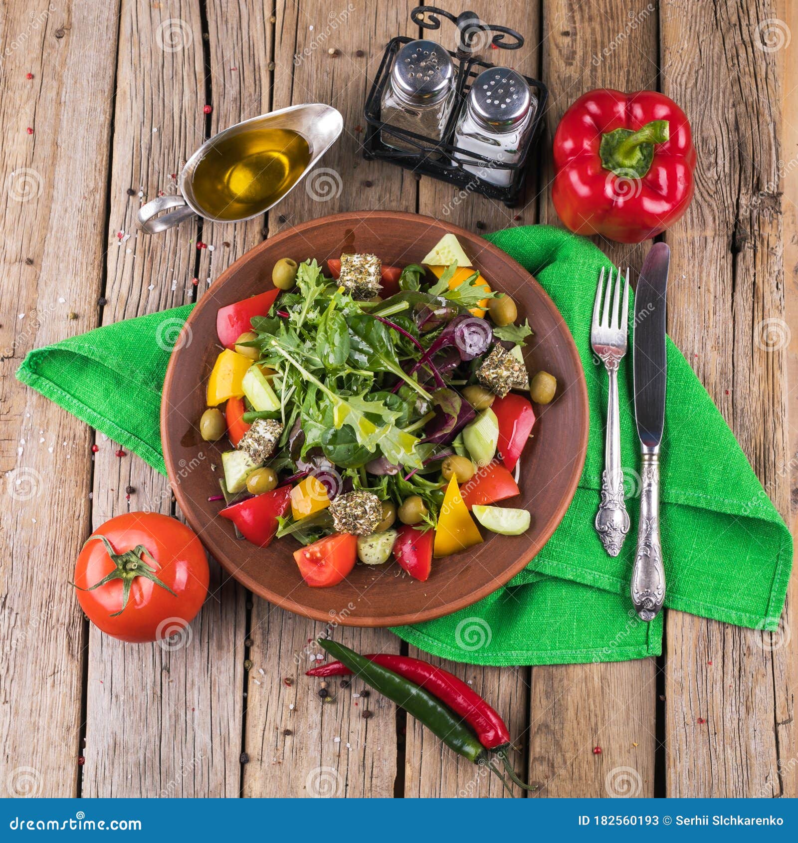 Salada Com Legumes E Verduras Sobre Mesa De Madeira Imagem de Stock ...