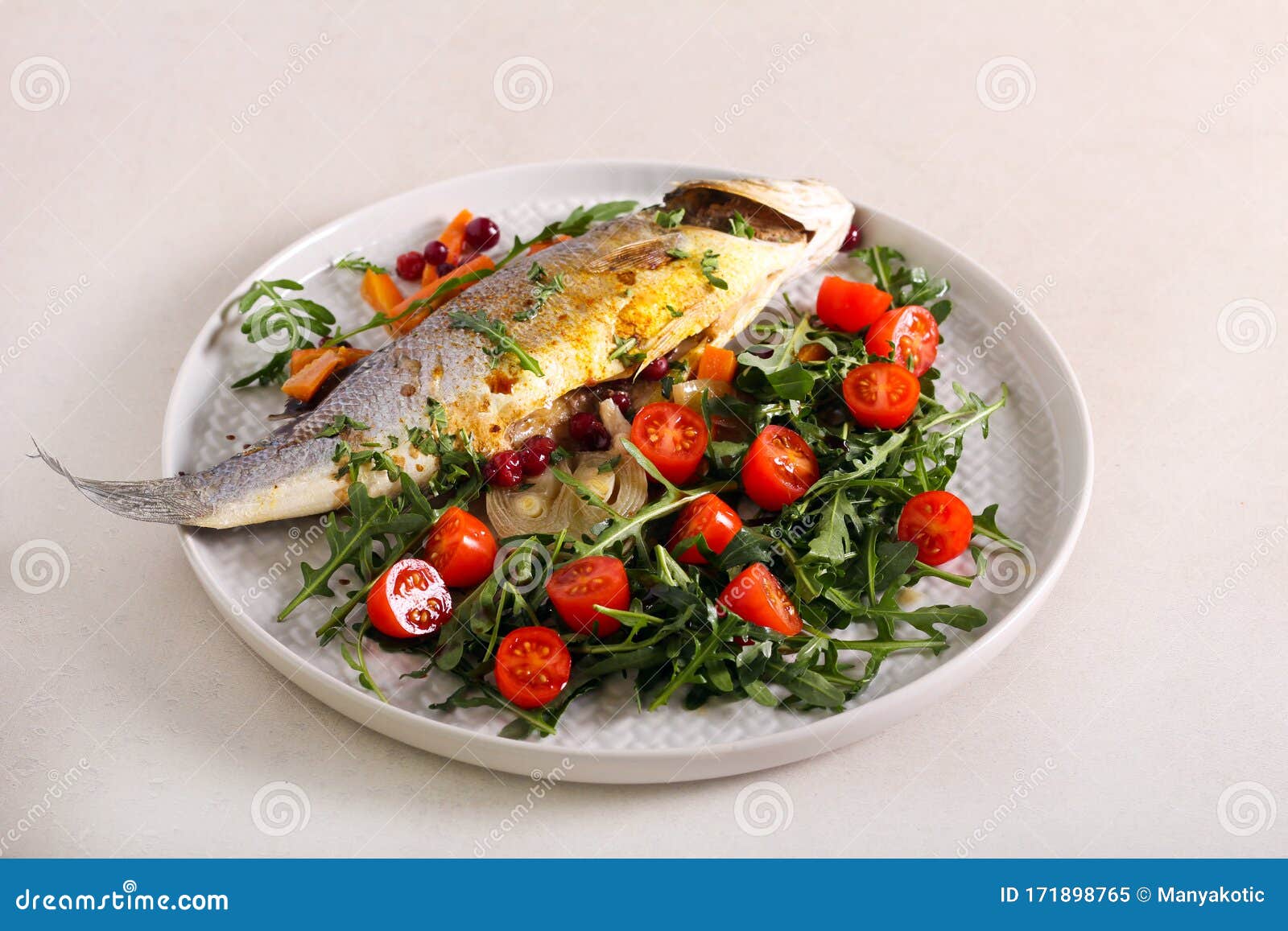 Salada com peixe de robalo imagem de stock. Imagem de foguete - 171898765