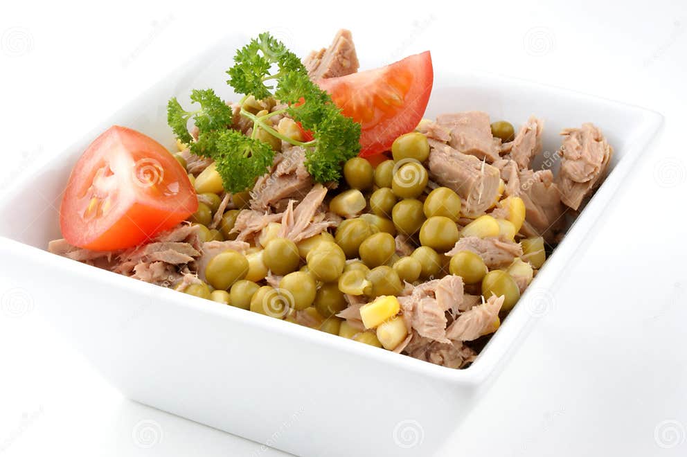 Salada De Atum Com Tomates, Milho E Ervilhas Imagem de Stock - Imagem ...