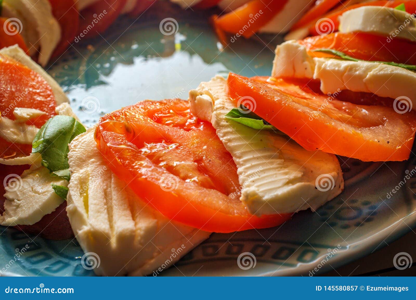 Salada de Caprese imagem de stock. Imagem de autêntico - 145580857