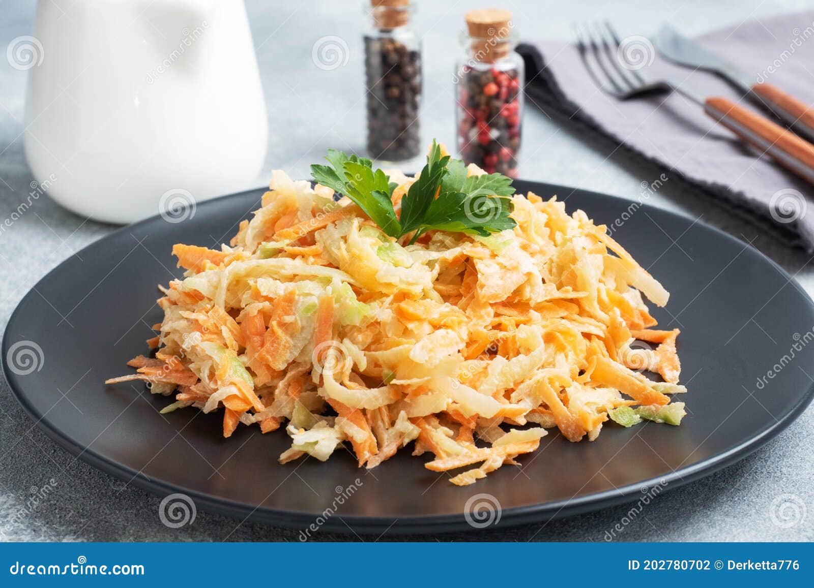 Salada De Cenoura Fresca Ralada E Rabanete Verde Com Molho Foto de ...