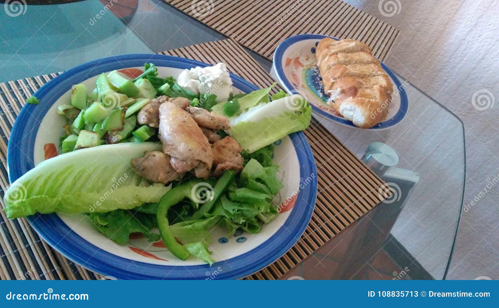 Salada De Frango Com a Pera Do Pimenta-da-jamaica E Do Vegetal Imagem ...