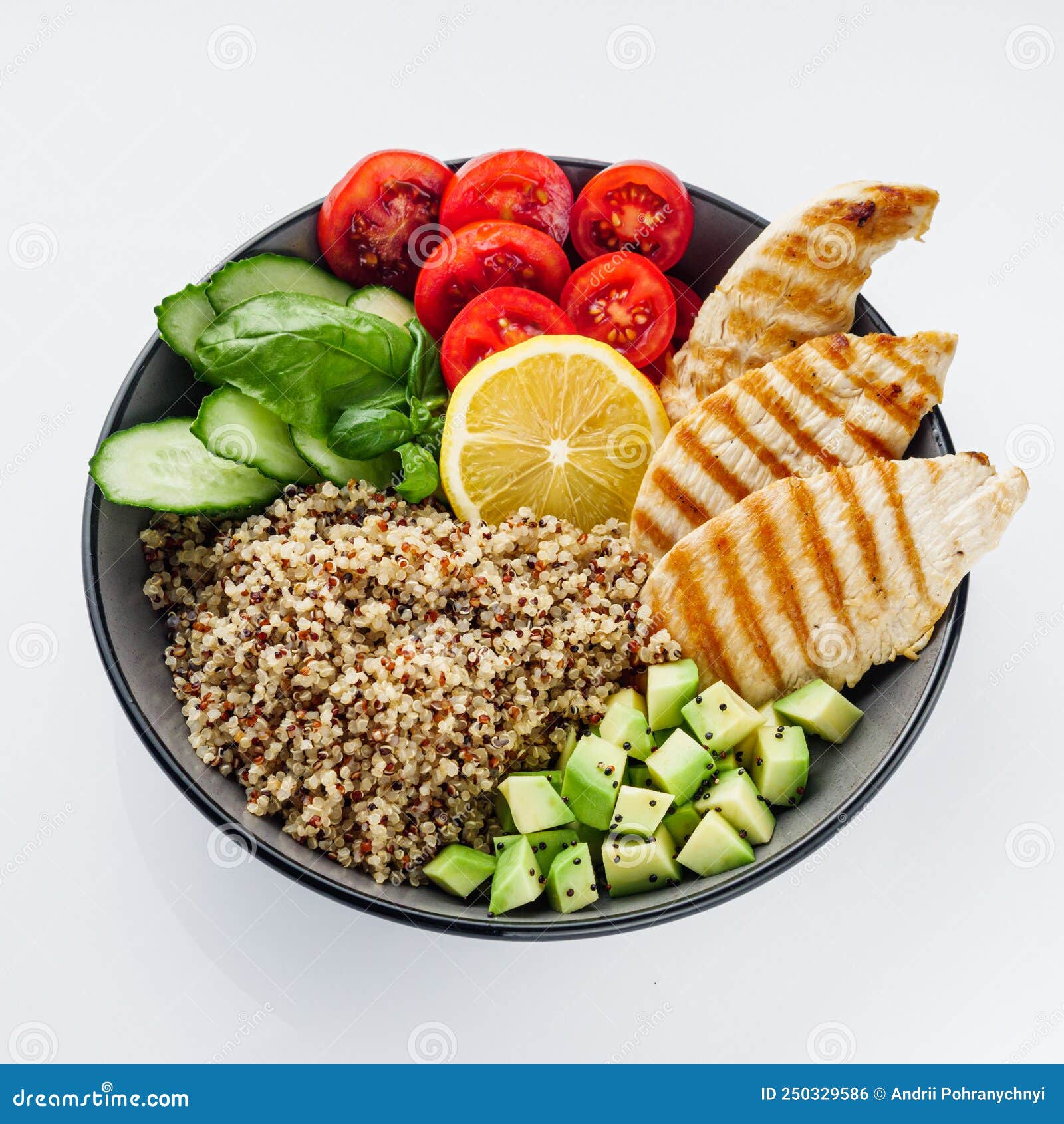 Salada De Quinoa Com Frango Grelhado E Legumes Em Fundo Branco Foto de ...