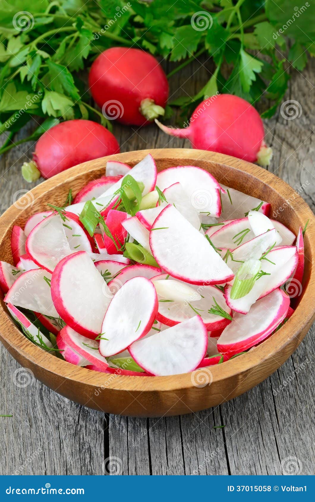 Salada Do Rabanete Na Bacia Foto de Stock - Imagem de jantar ...