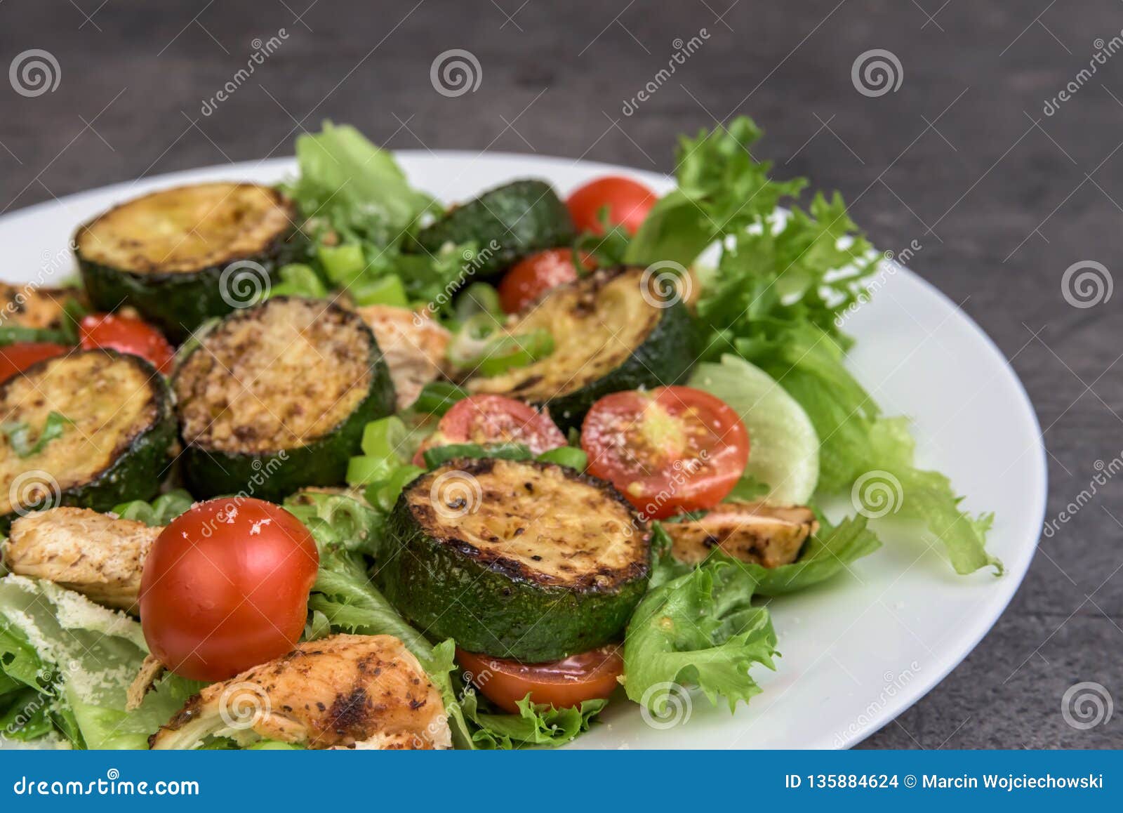 Salada Verde Com Courgette Grelhado Foto de Stock - Imagem de salada ...