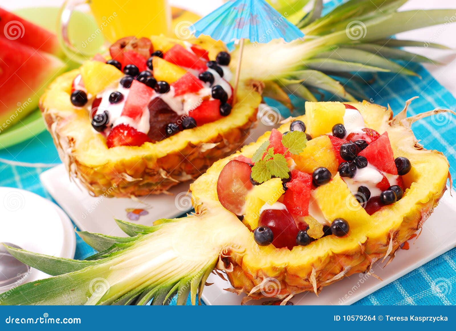 Salade de fruits en ananas photo stock. Image du salade - 10579264