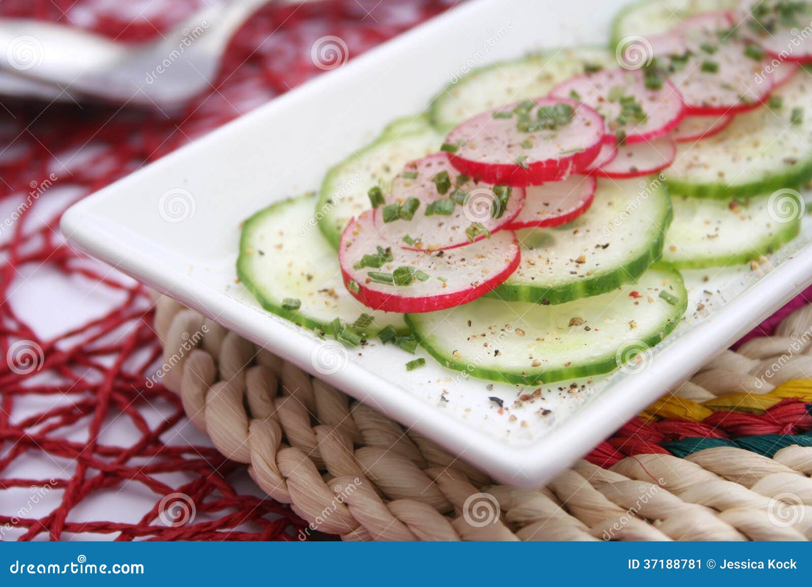Salade Van Komkommer En Rode Radijs Stock Afbeelding - Image of ...