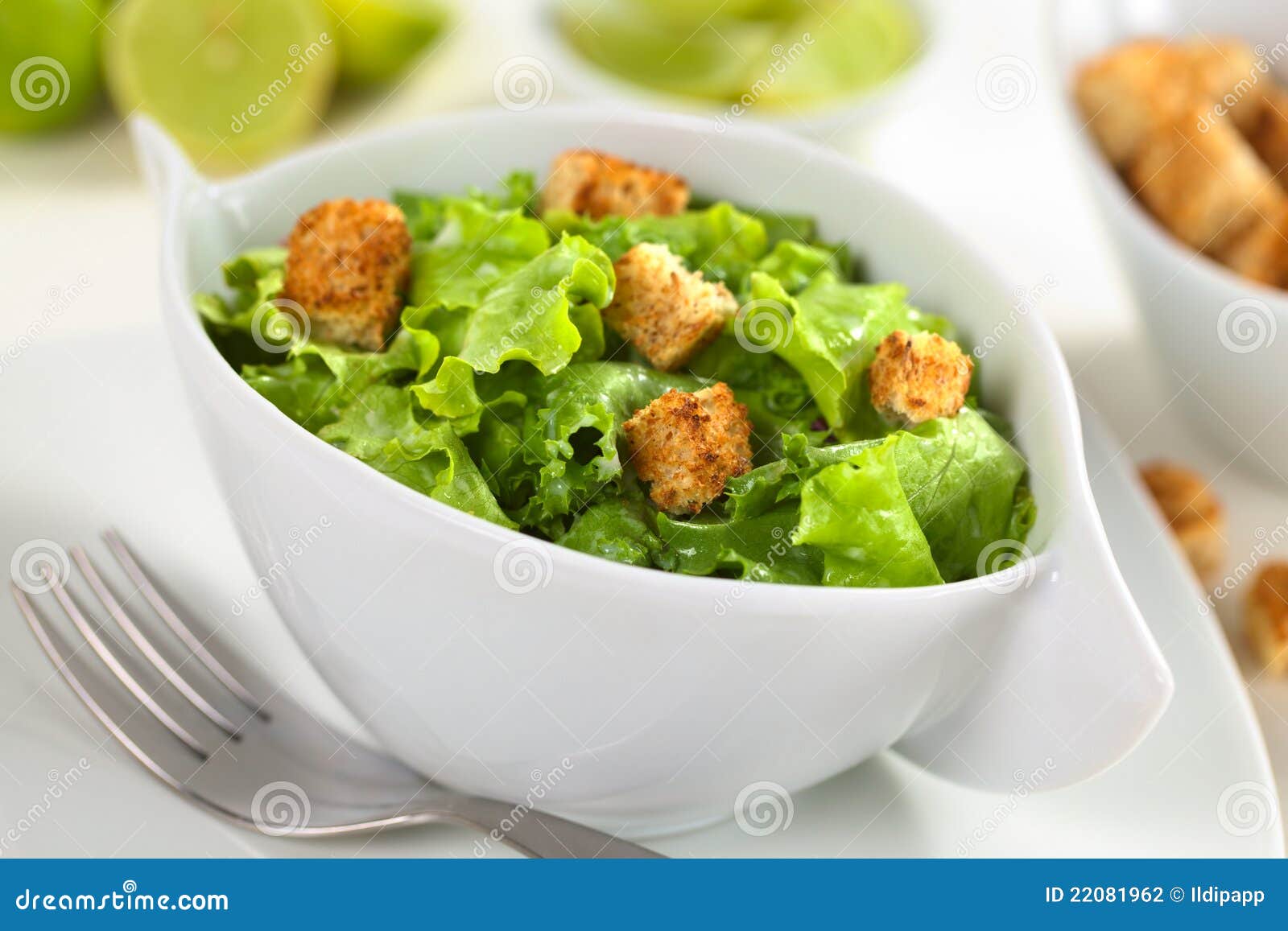 Salade verte avec des croûtons