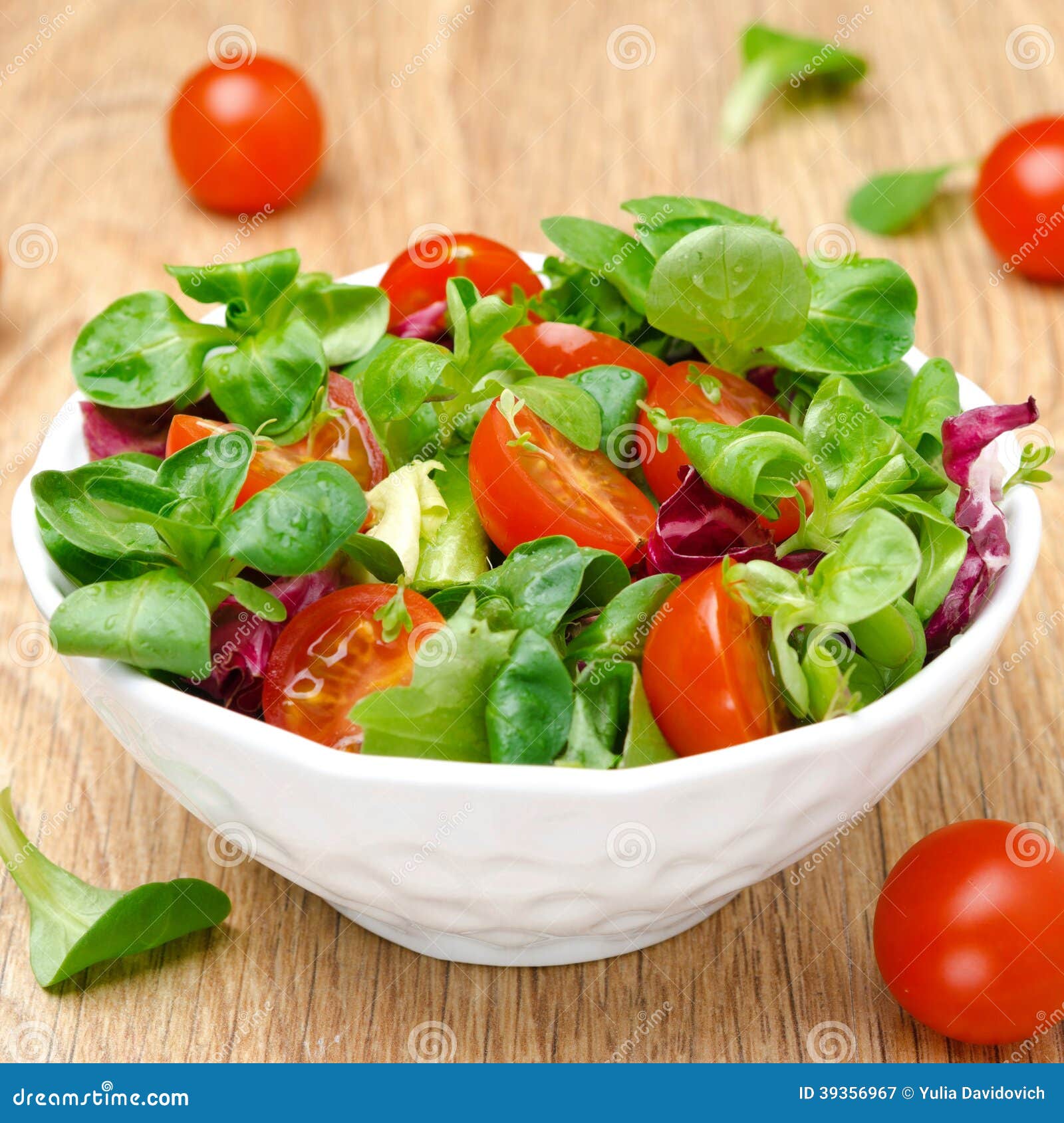 Salade Verte Et Tomates-cerises Dans Une Cuvette Image stock - Image du ...