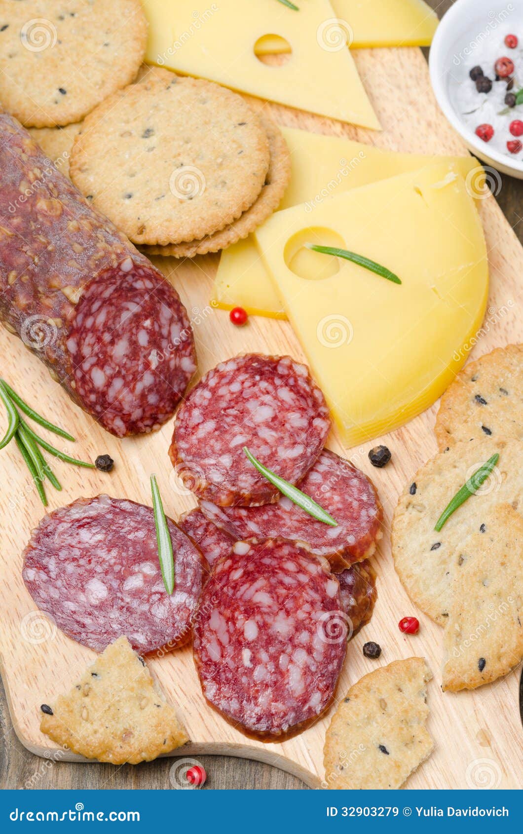 Salame, Formaggio E Cracker Italiani Su Un Tagliere Immagine Stock ...