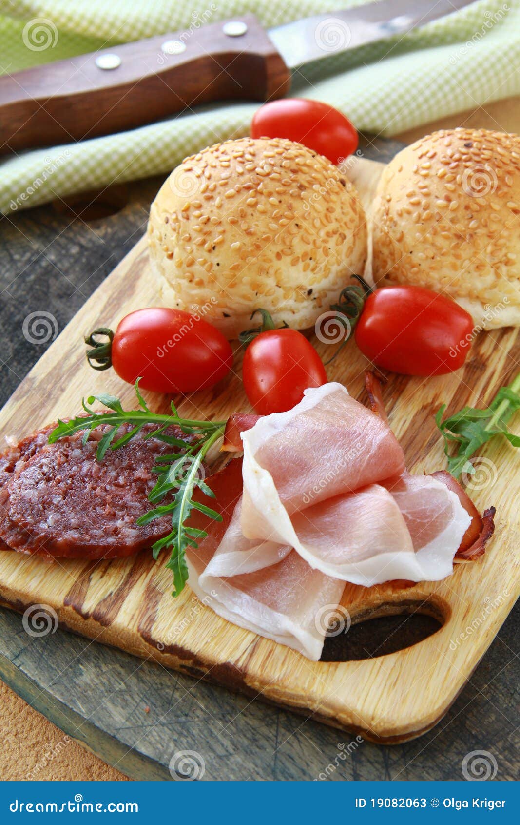 Salame, Prosciutto E Due Panini Con I Semi Di Sesamo Immagine Stock ...