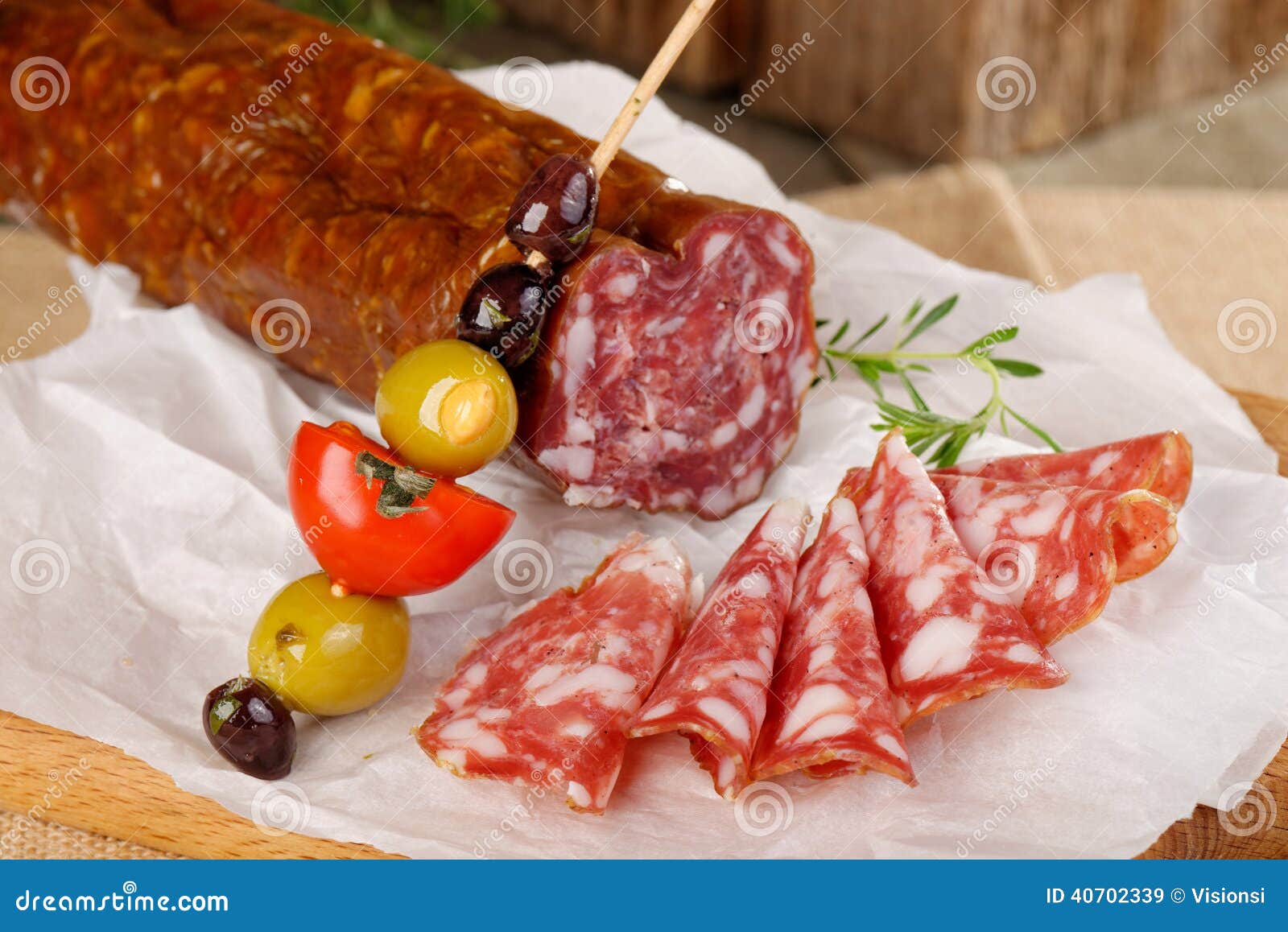 Salami italiano imagen de archivo. Imagen de pimienta - 40702339