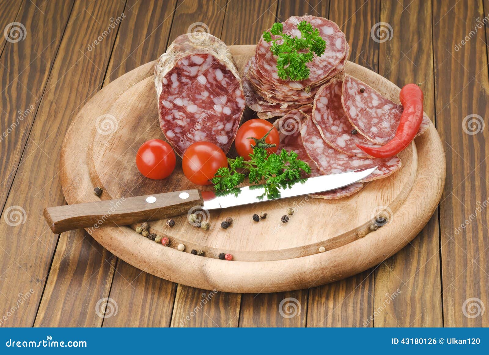 Salami Italiano Con El Cuchillo Foto de archivo - Imagen de rebanada ...