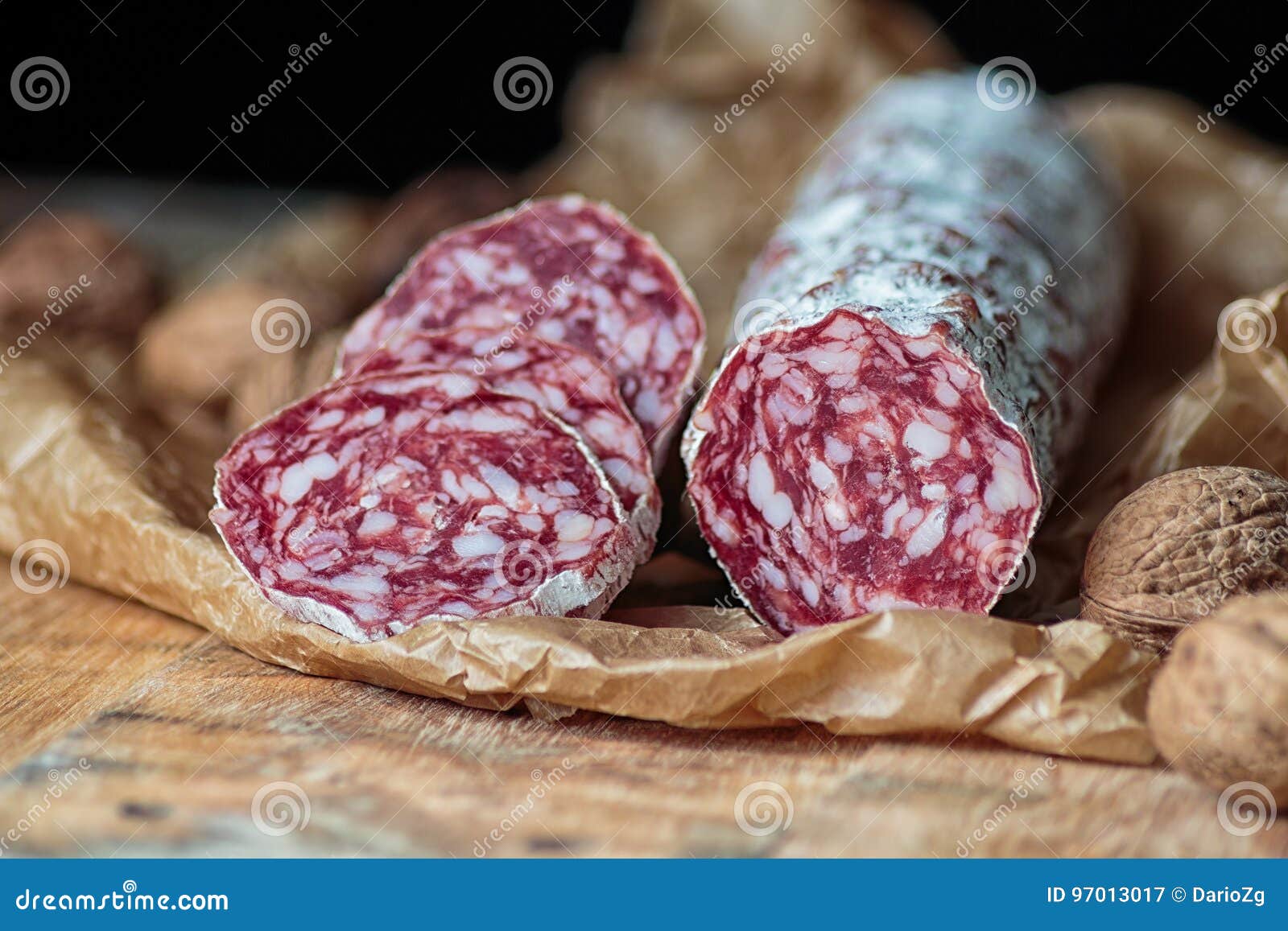 Salami Italiano Con Las Nueces Imagen de archivo - Imagen de alimento ...