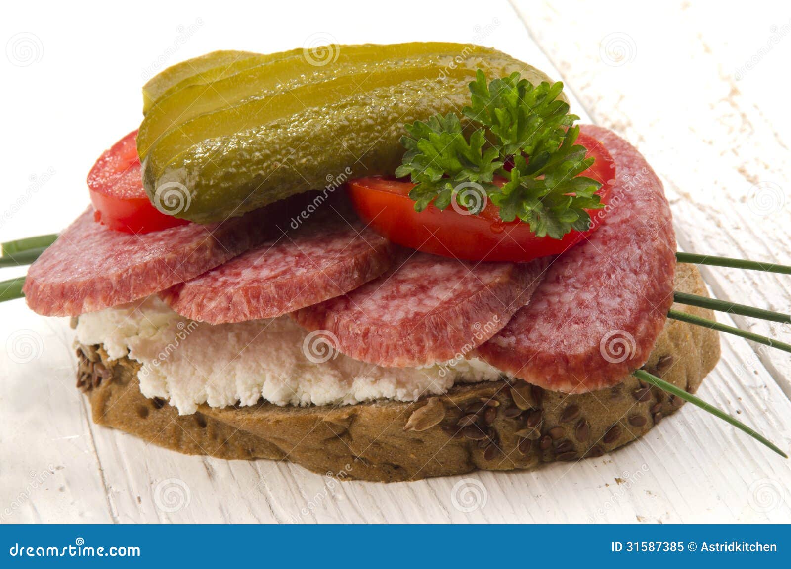 Salamibrot mit Essiggurke stockbild. Bild von fleisch - 31587385