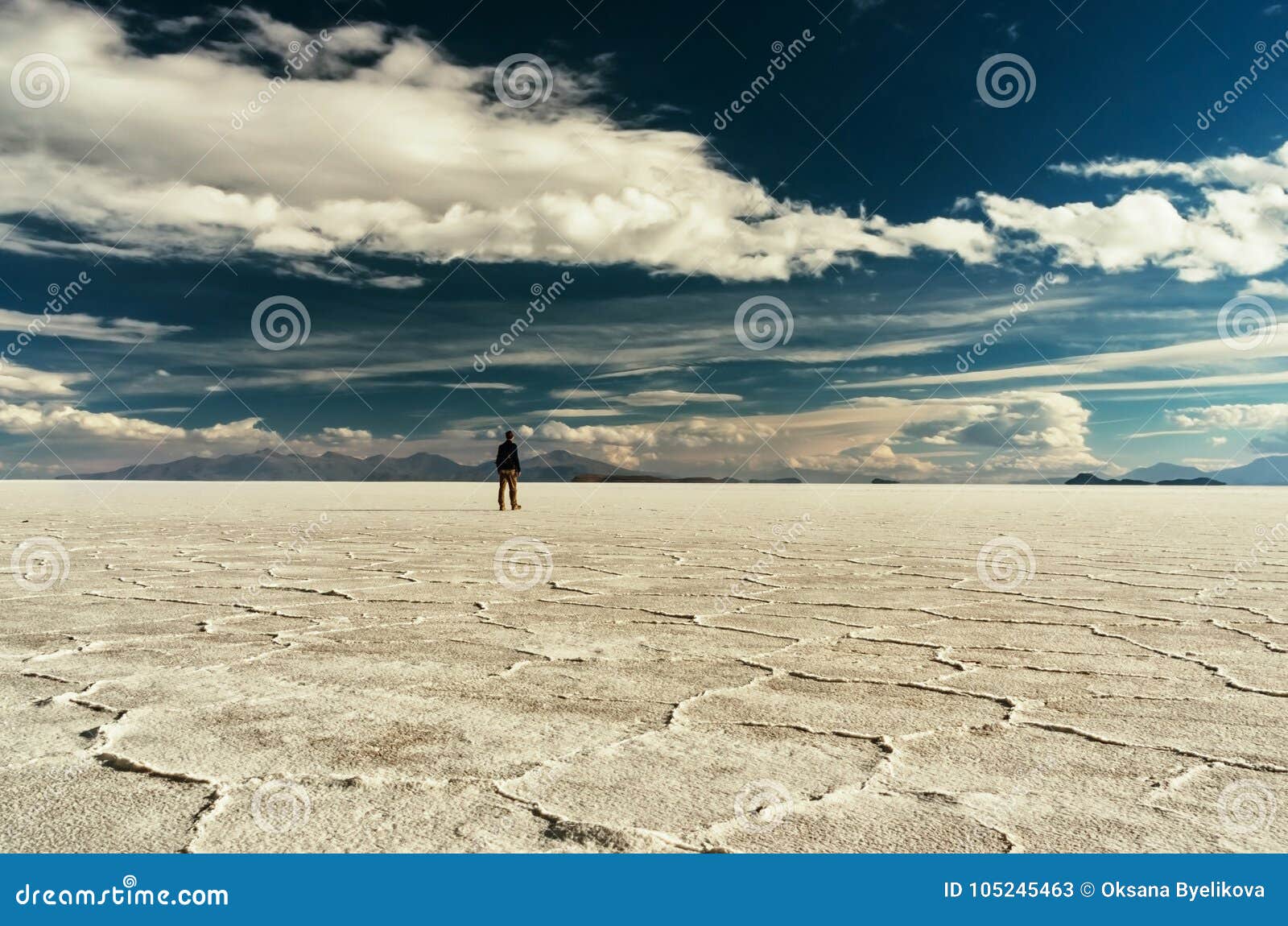 Salar de Uyuni en Bolivie image stock. Image du beau - 105245463
