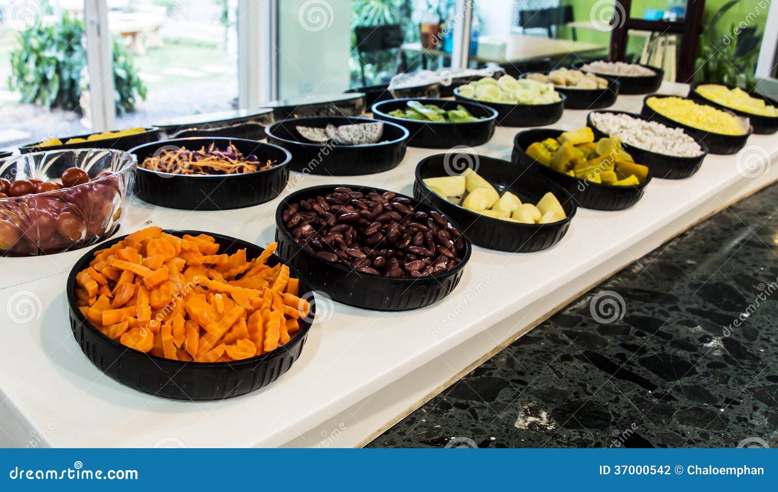 Salatbar stockfoto. Bild von grün, koch, gaststätte, mais - 37000542