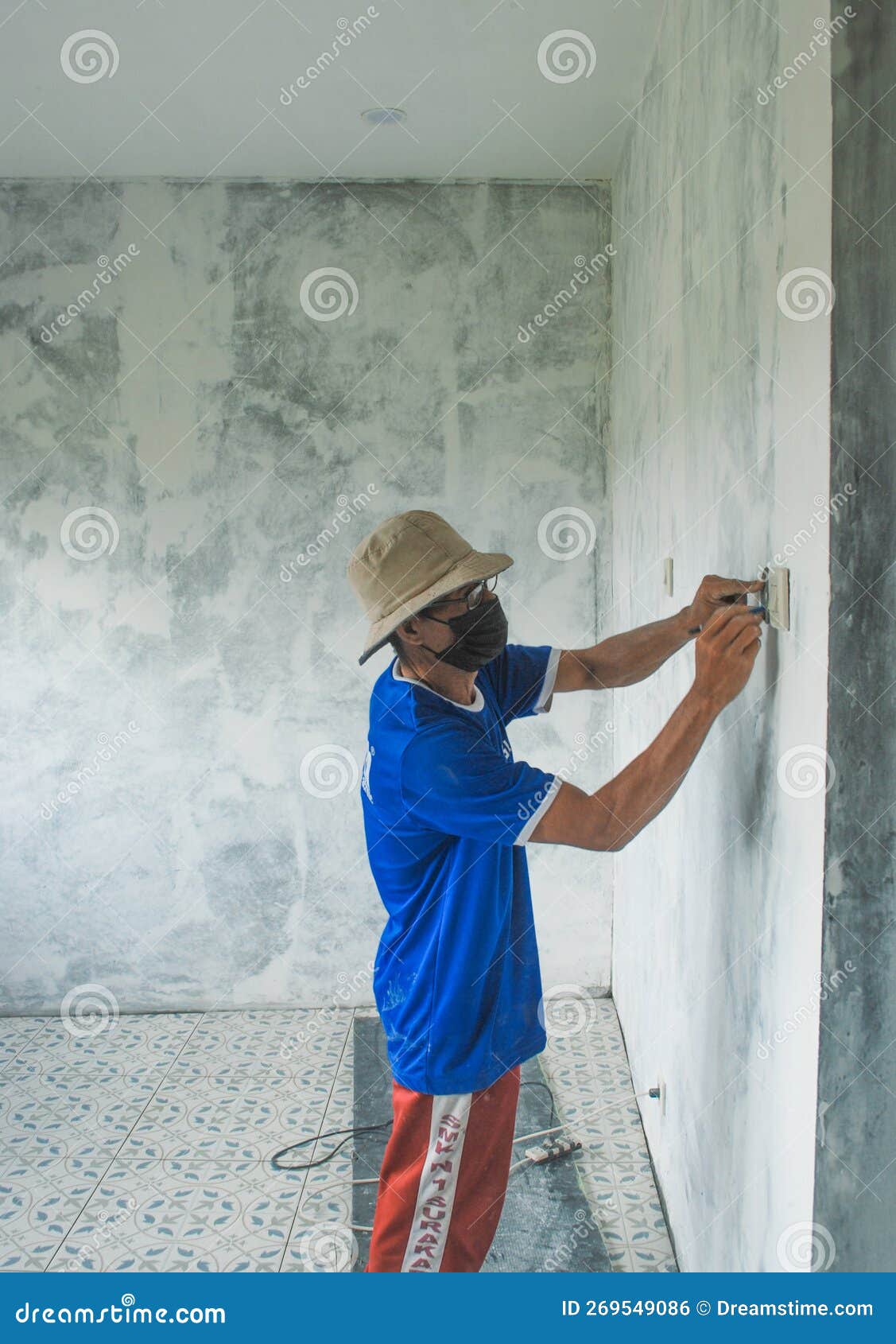 Construction Worker Outlining the Wall Editorial Photo - Image of happy ...