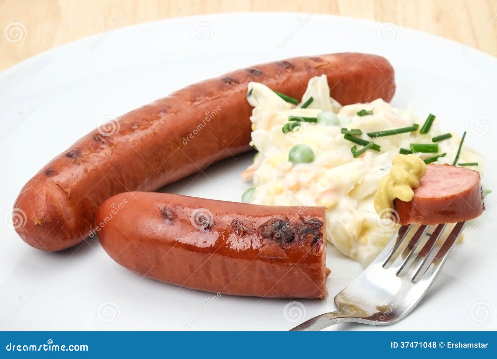 Salchicha Alemana De Bratwurst Con Ensalada De Col Foto de archivo ...