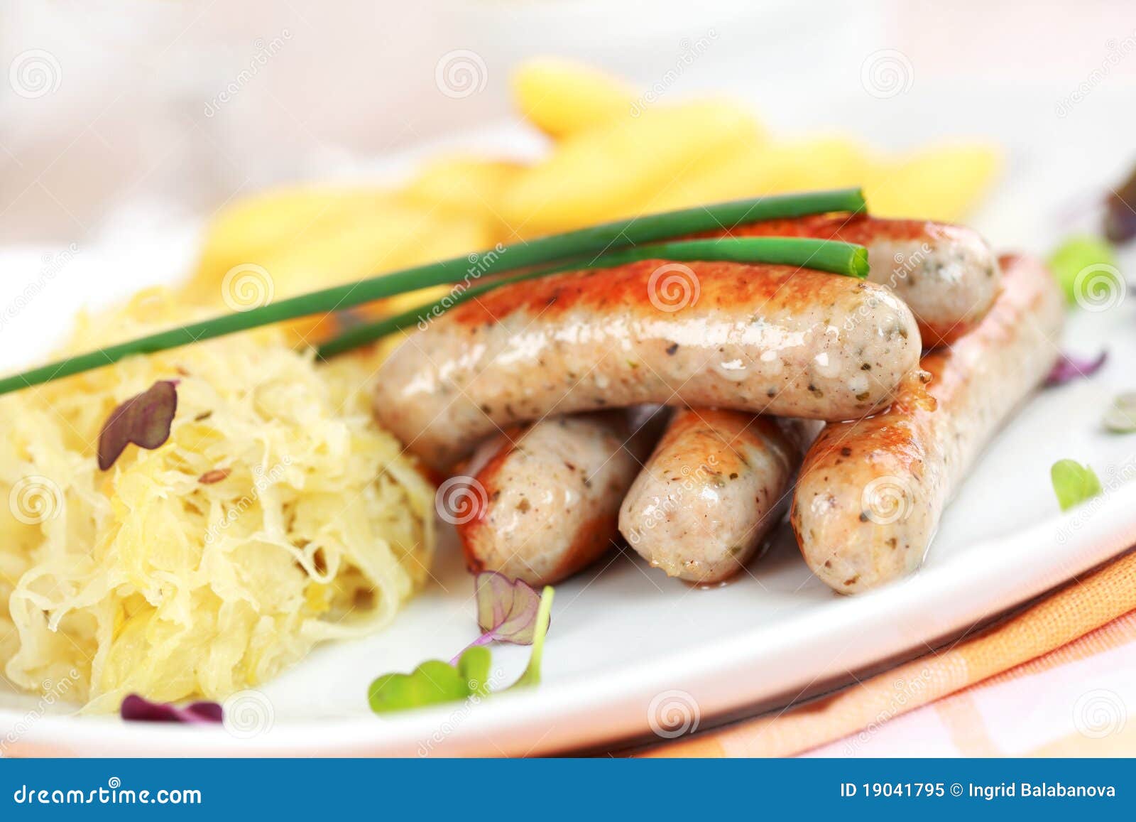 Salchicha Blanca Con La Col Amarga Imagen de archivo - Imagen de plato ...