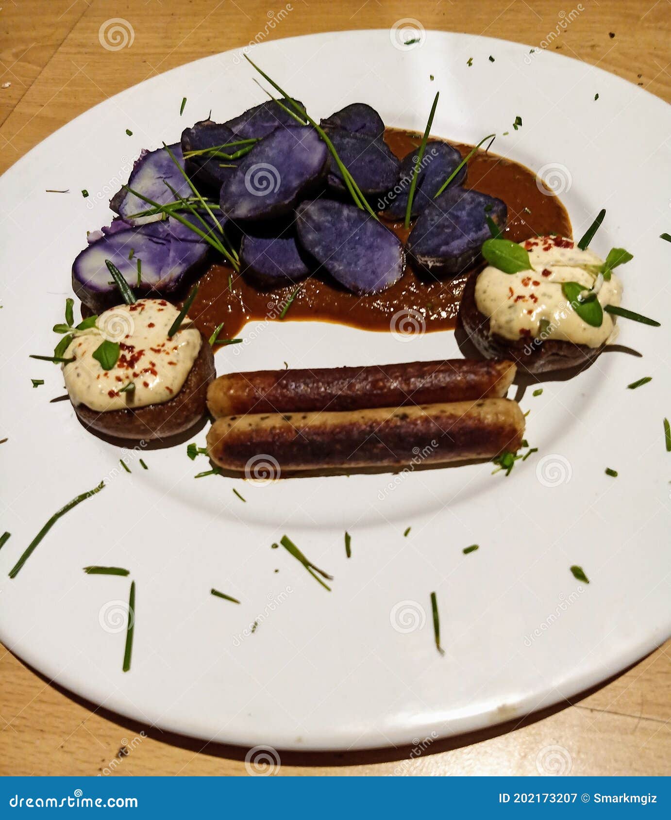 Salchichas Vegetarianas, Batata Violeta Y Setas Rellenas Imagen de ...