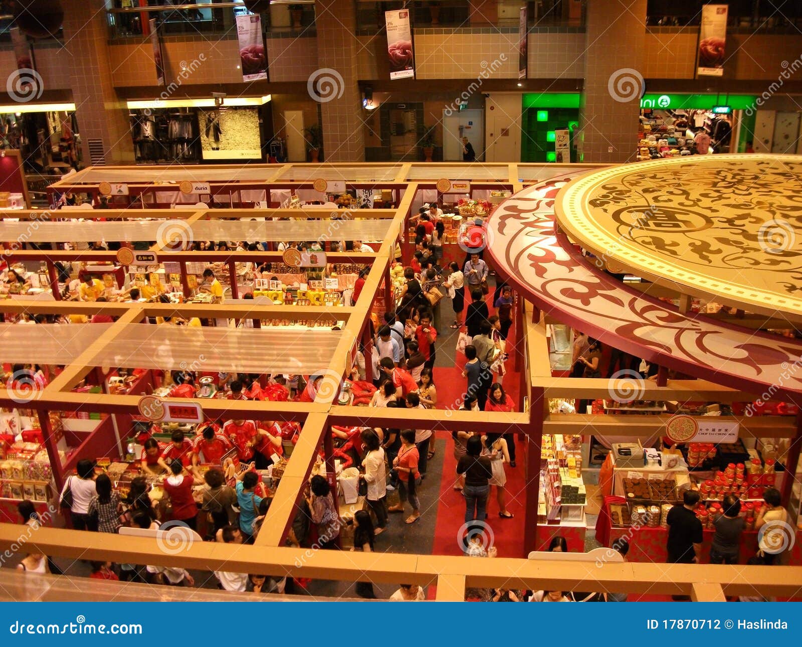 Sale at the Mall editorial photography. Image of shop - 17870712