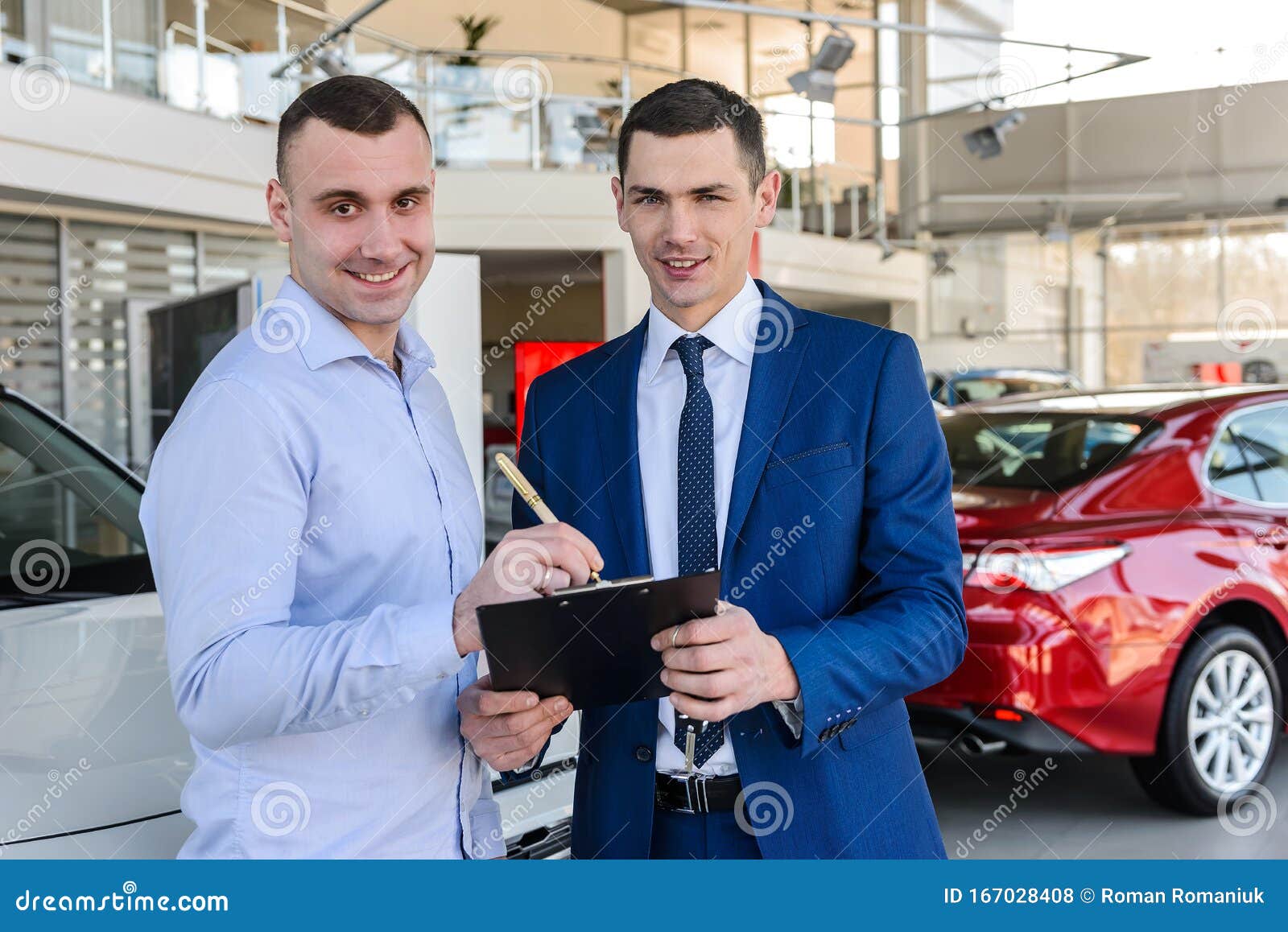 Salesman Working with Client in Showroom, Car Buy Operation 库存照片 - 图片 ...