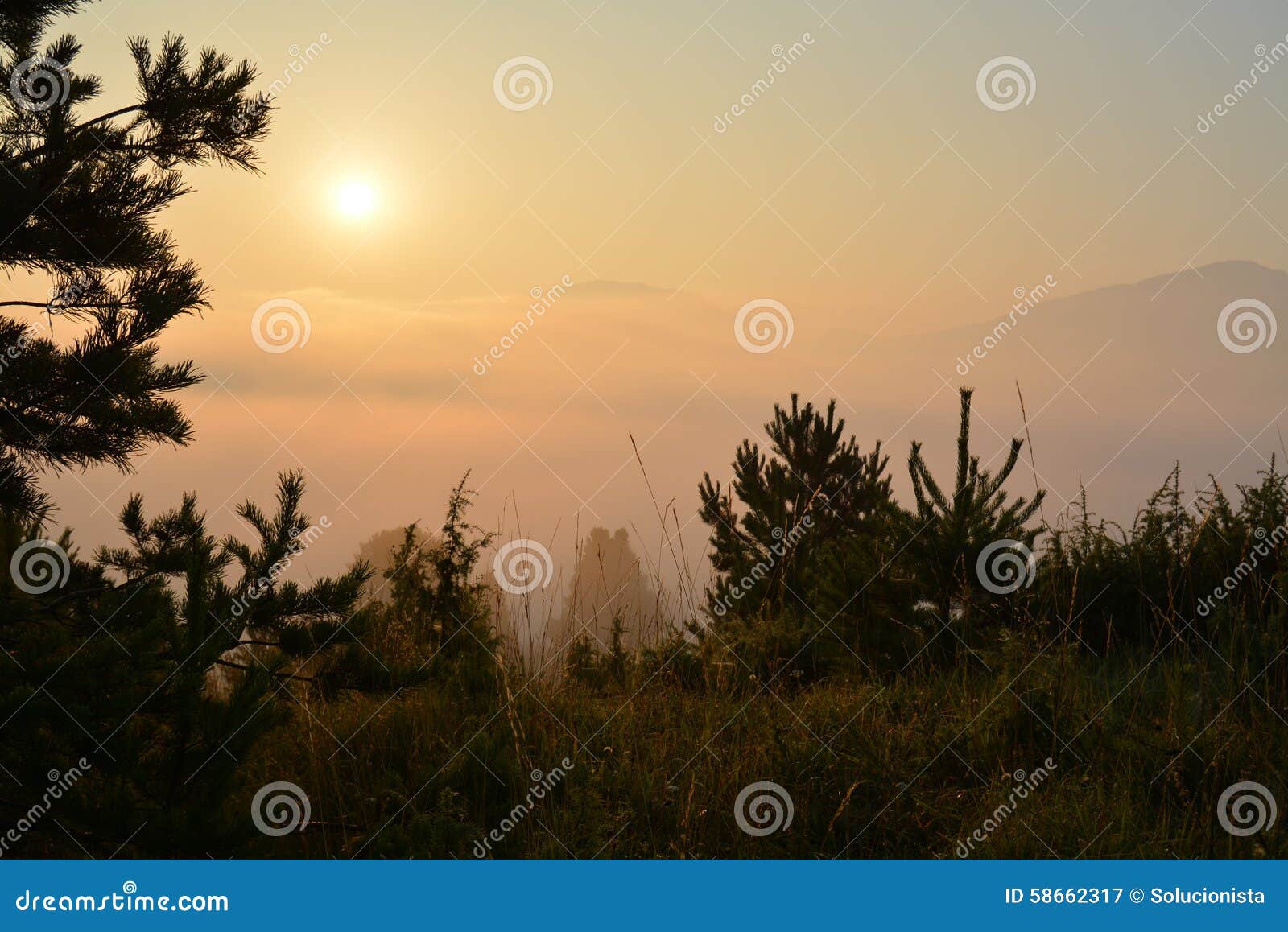 Salida del sol brumosa imagen de archivo. Imagen de misterioso - 58662317
