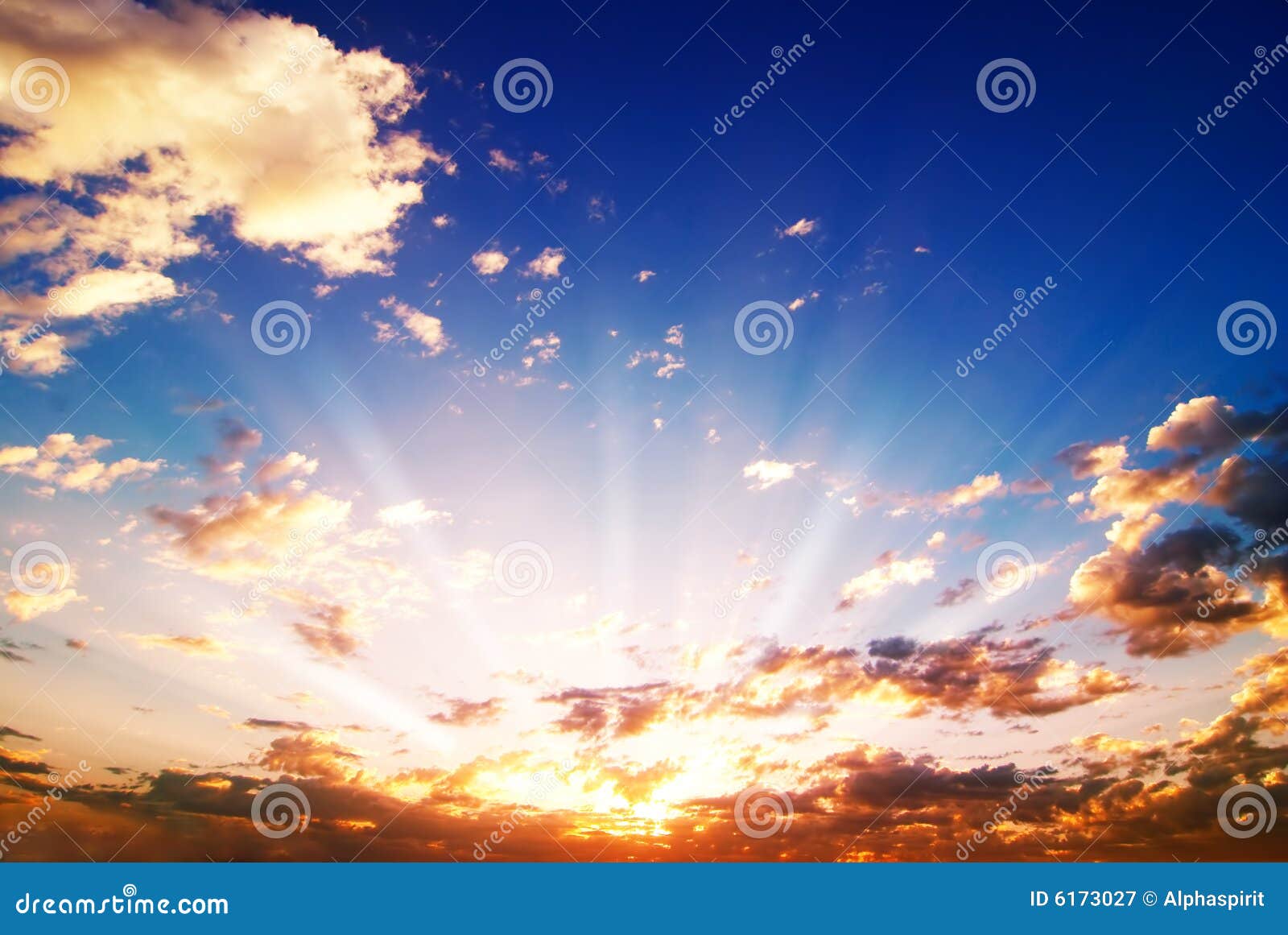 Salida del sol dramática imagen de archivo. Imagen de resplandeciente ...