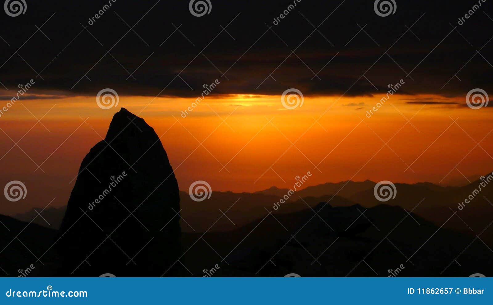 Salida Del Sol En Las Montañas Imagen de archivo - Imagen de paisaje ...