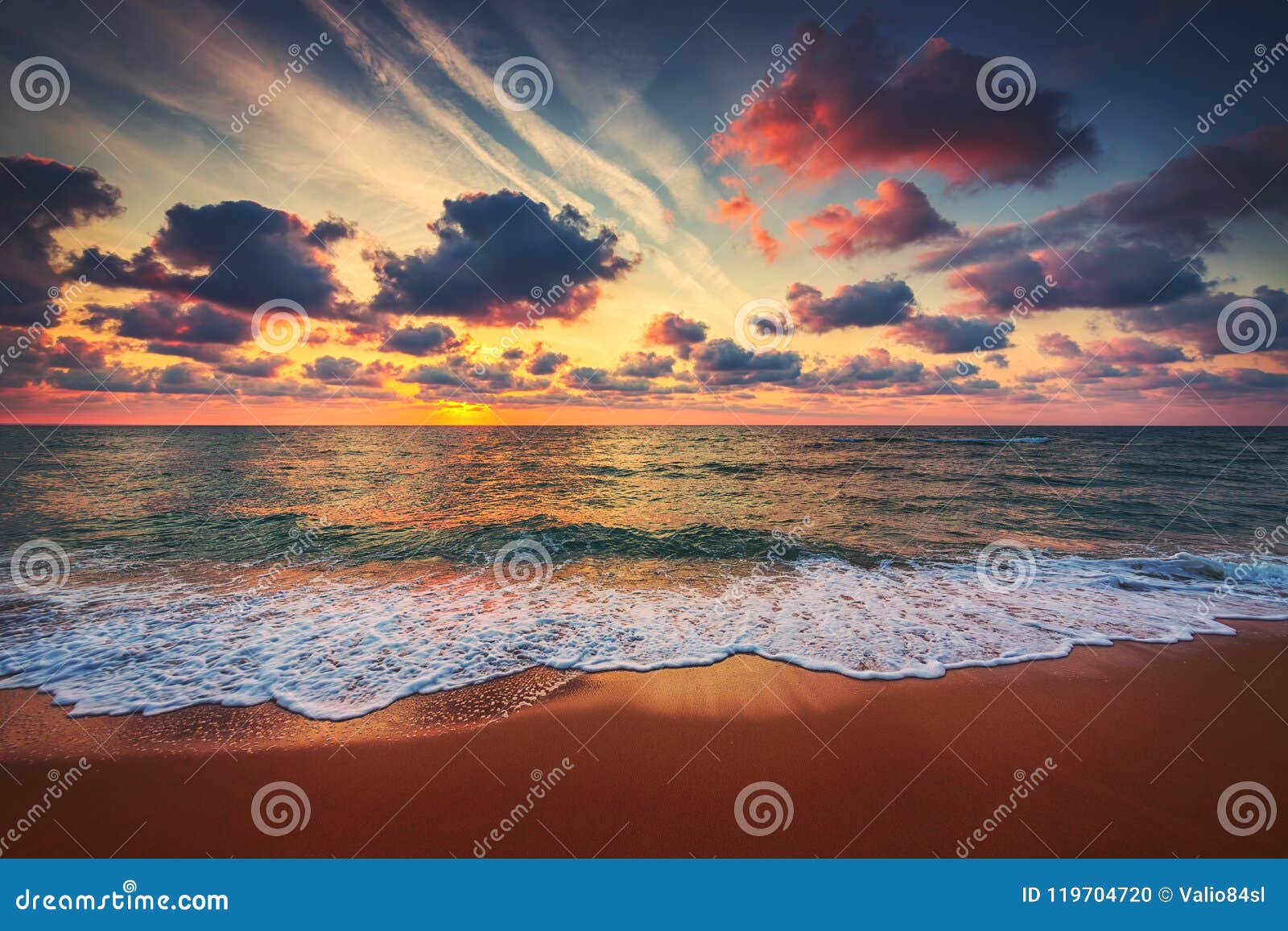 Salida Del Sol Hermosa Sobre El Mar Foto de archivo - Imagen de ...