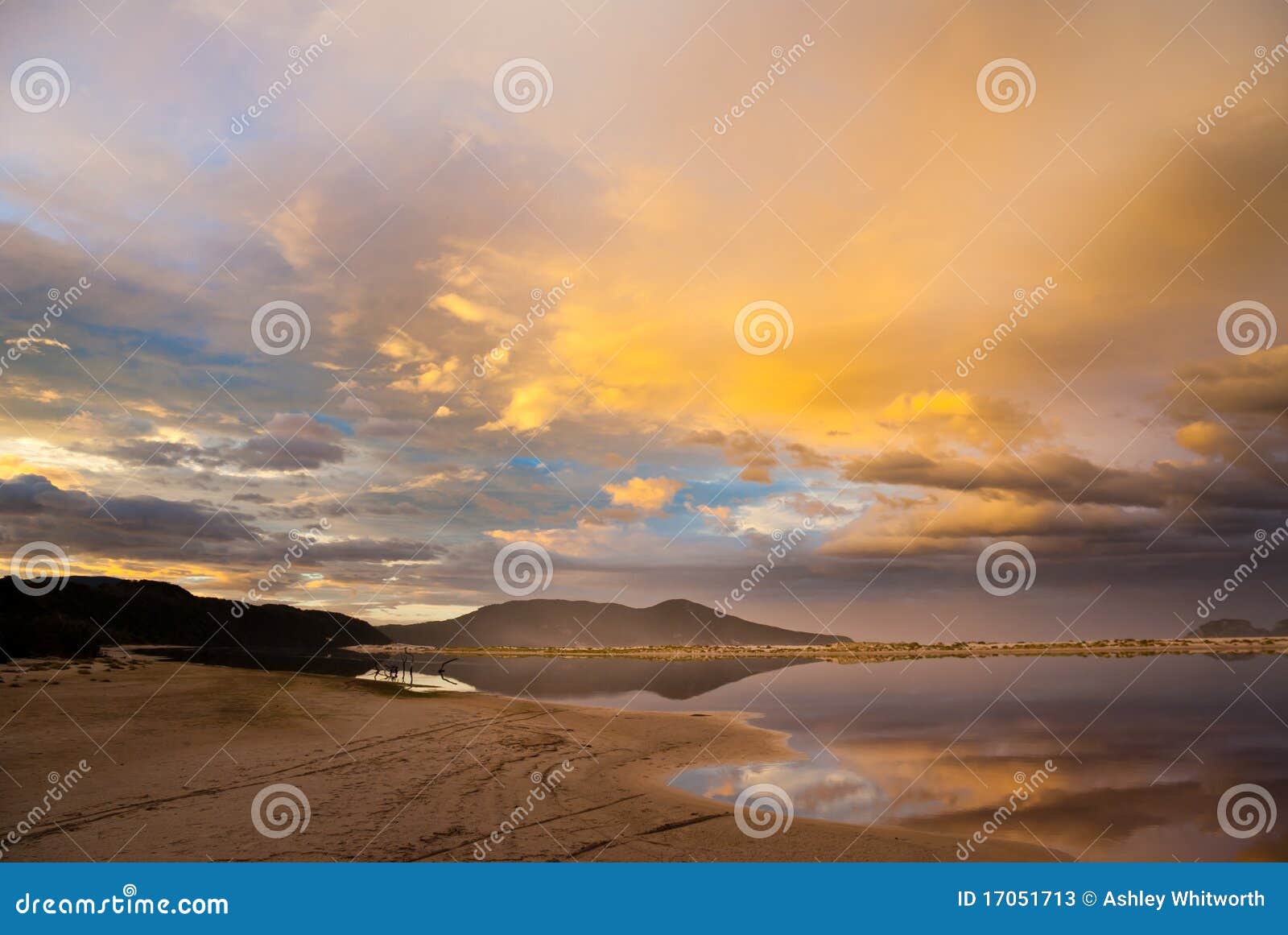 Salida del sol imponente imagen de archivo. Imagen de naturalizado ...