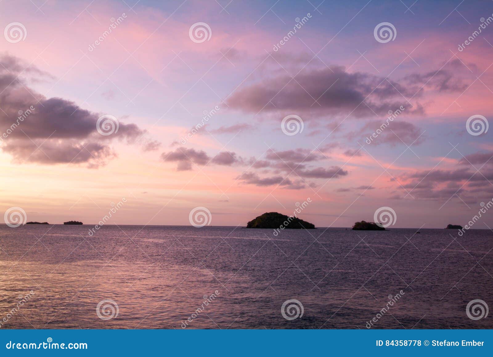 Salida Del Sol Tropical En La Isla De Mayotte Foto de archivo - Imagen ...