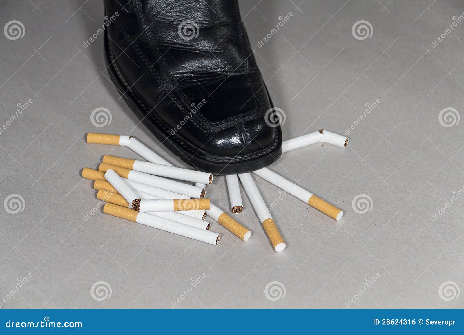 Salir fumar foto de archivo. Imagen de cigarrillo, imagen - 28624316