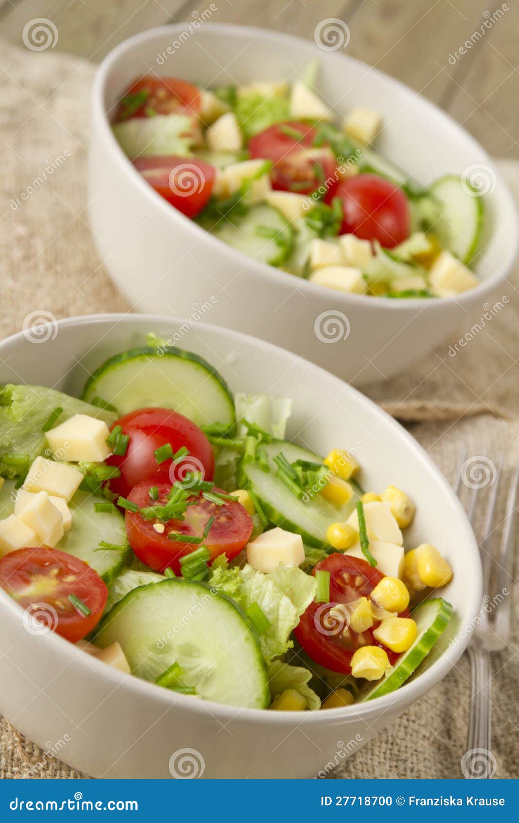 Sallad arkivfoto. Bild av rött, majs, banta, trä, diskret - 27718700