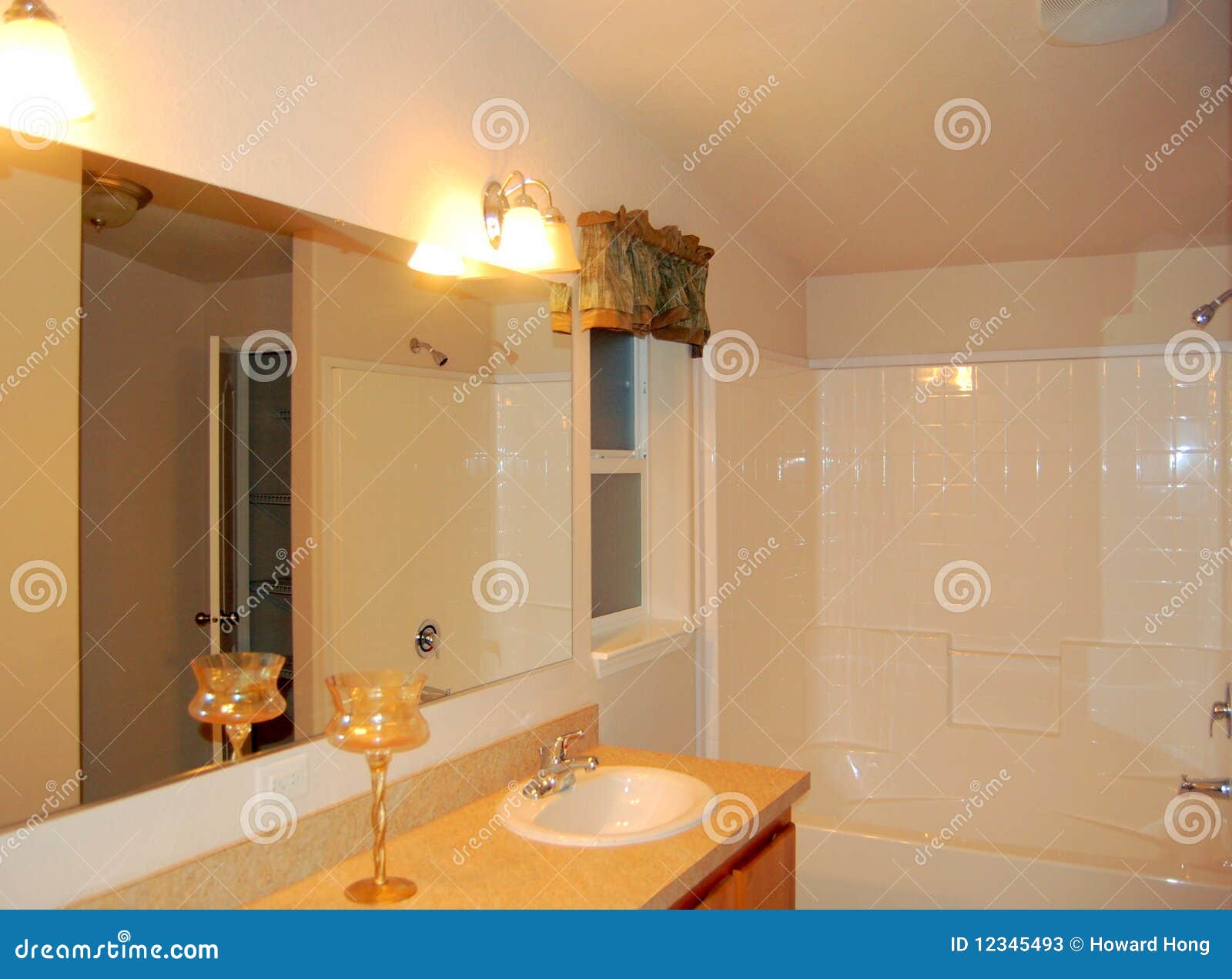 Salle de bains image stock. Image of miroir, hublots - 12345493