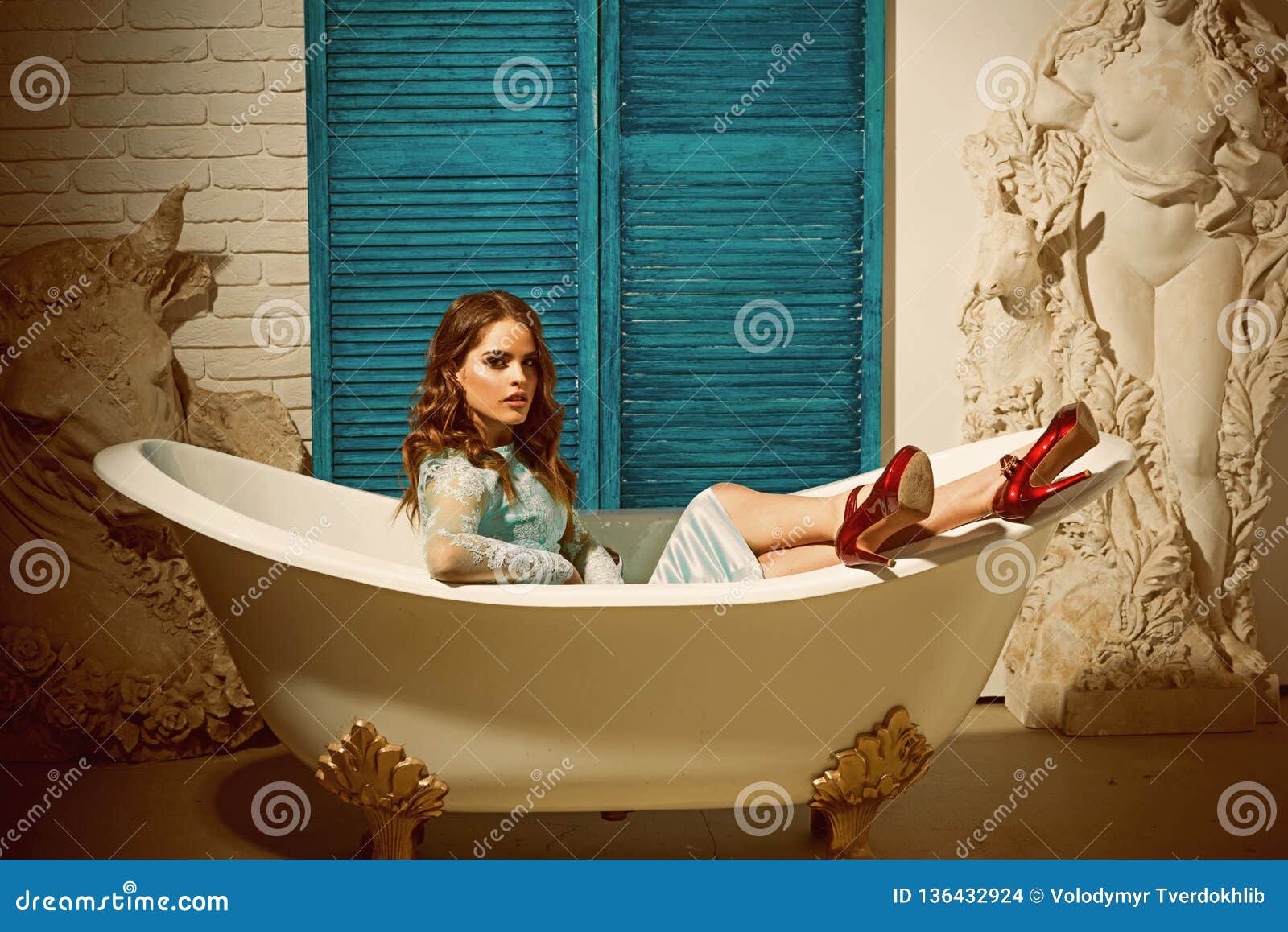 Salle De Bains De Cru Femme Sexy Dans La Salle De Bains De Vintage