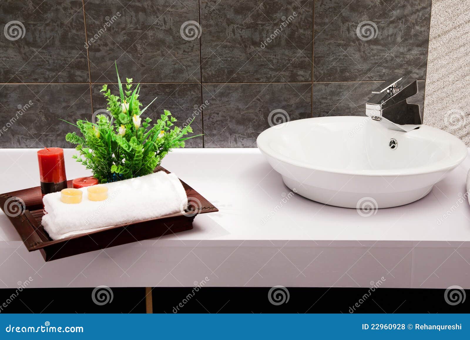 Salle de bains moderne photo stock. Image du miroir, trame - 22960928