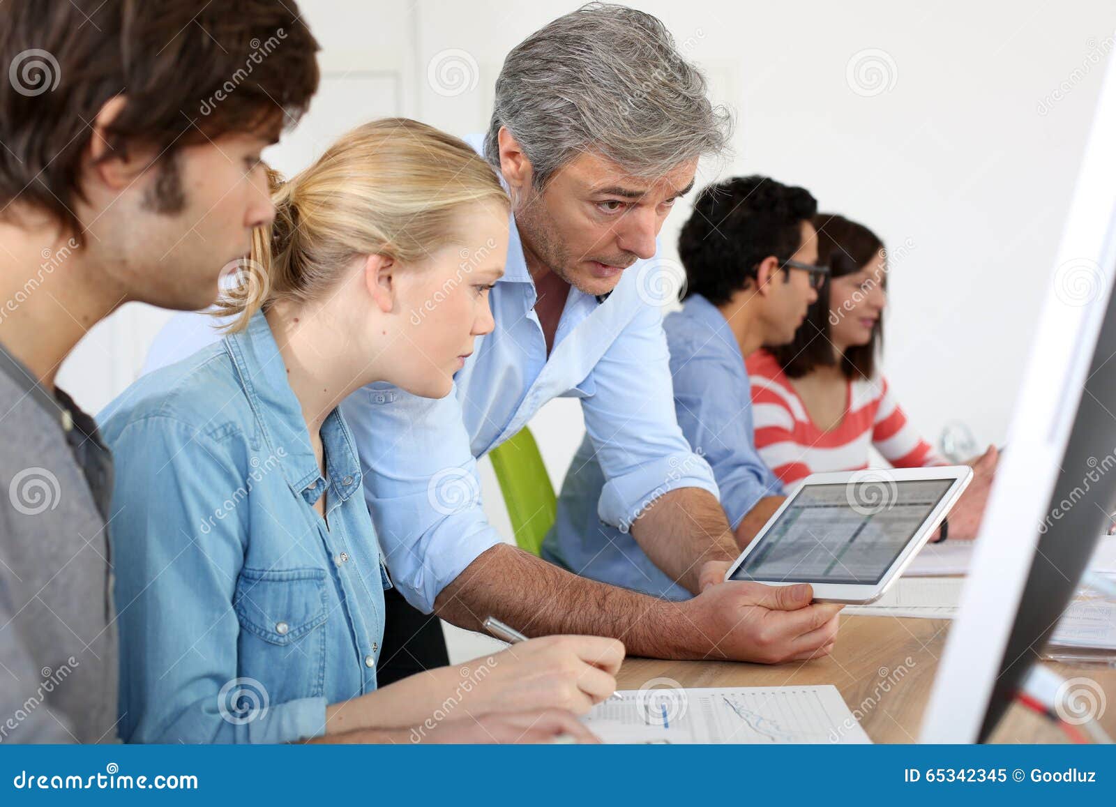 Salle De Classe D'and Students in De Professeur Image stock - Image du ...