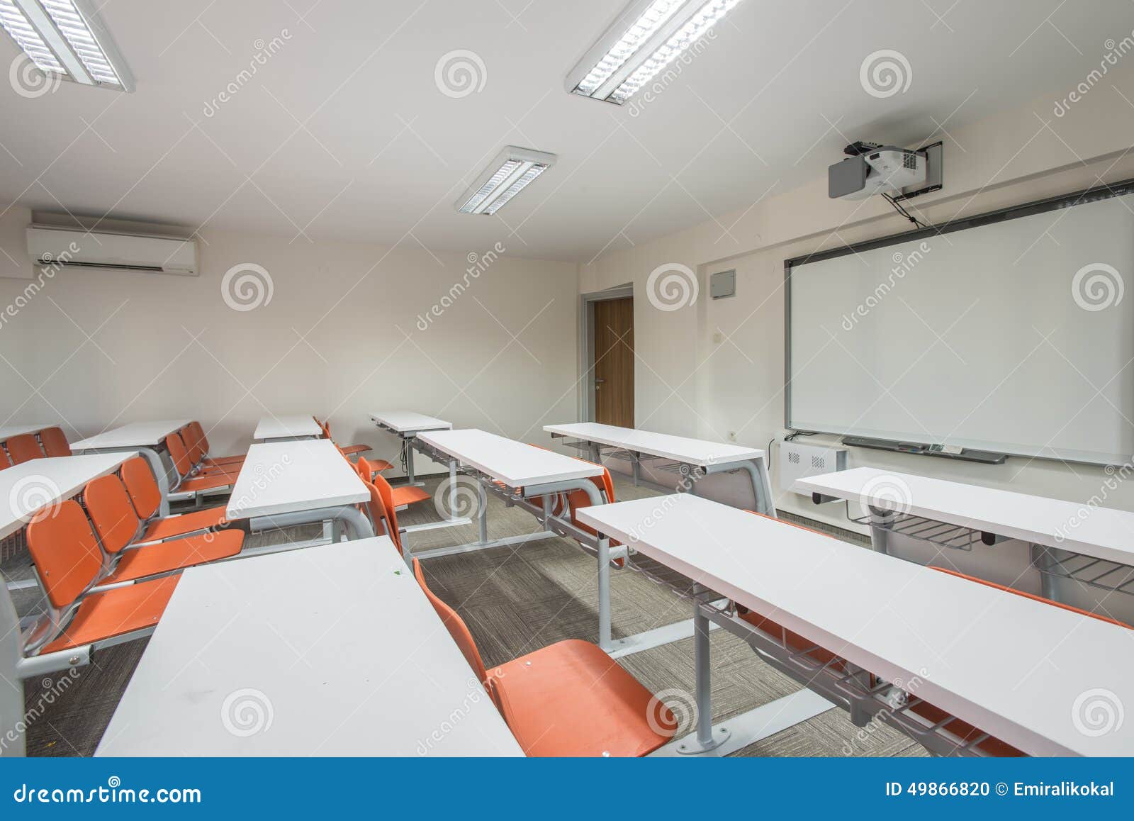 Salle de classe moderne photo stock. Image du domestique - 49866820