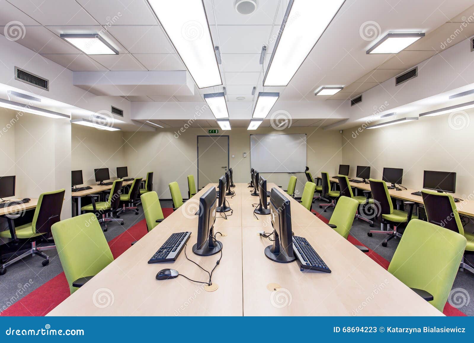 Salle De Classe Moderne D'université Avec Des Ordinateurs Image stock ...