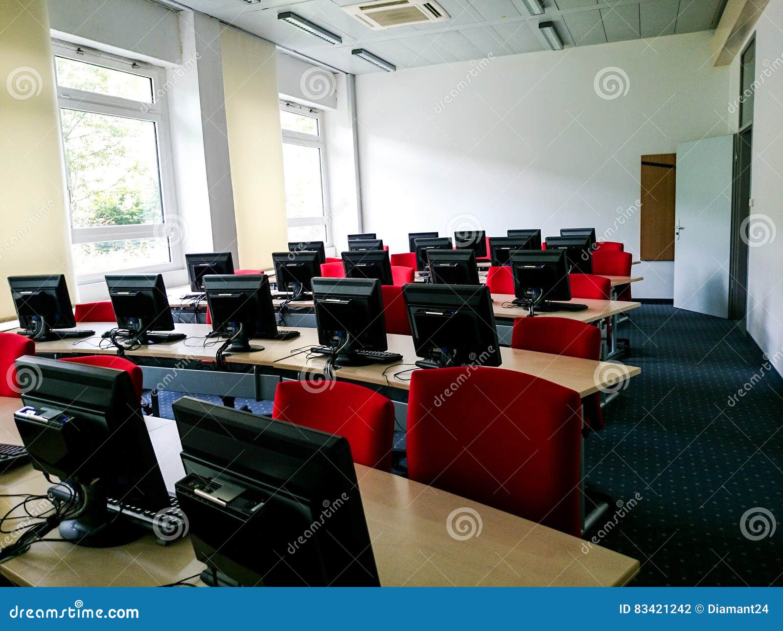 Salle De Classe Vide Avec Beaucoup D'ordinateurs Photo stock - Image du ...