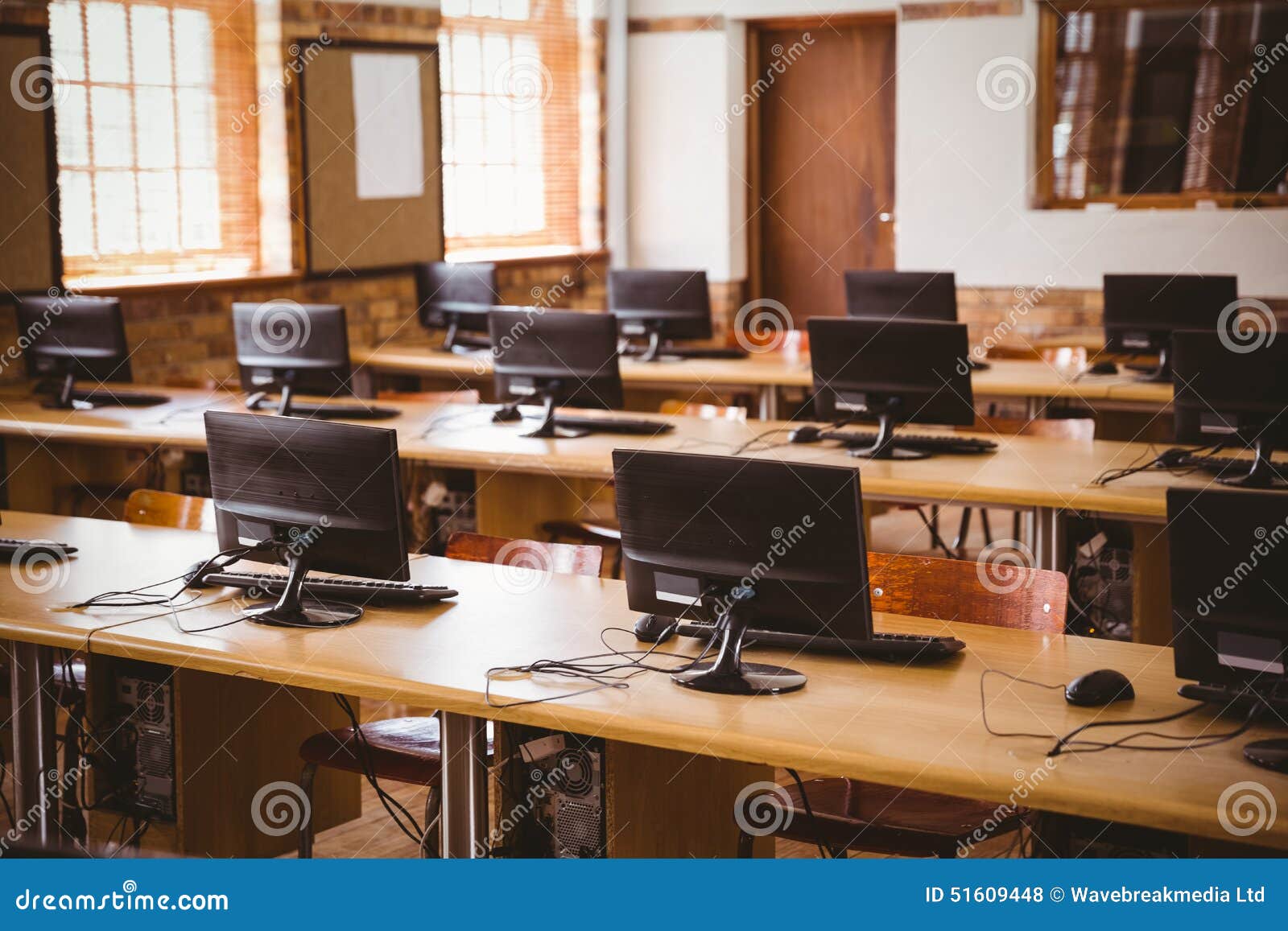 Salle des ordinateurs vide photo stock. Image du école - 51609448