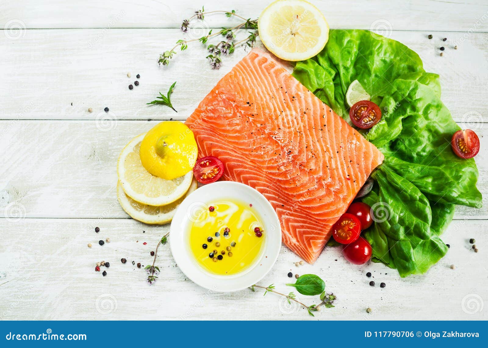 Salmon Fillet on una tabla foto de archivo. Imagen de placa - 117790706