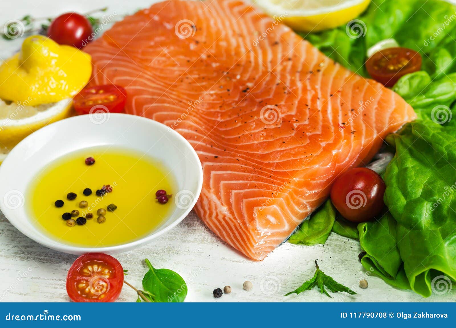 Salmon Fillet on una tabla foto de archivo. Imagen de primer - 117790708