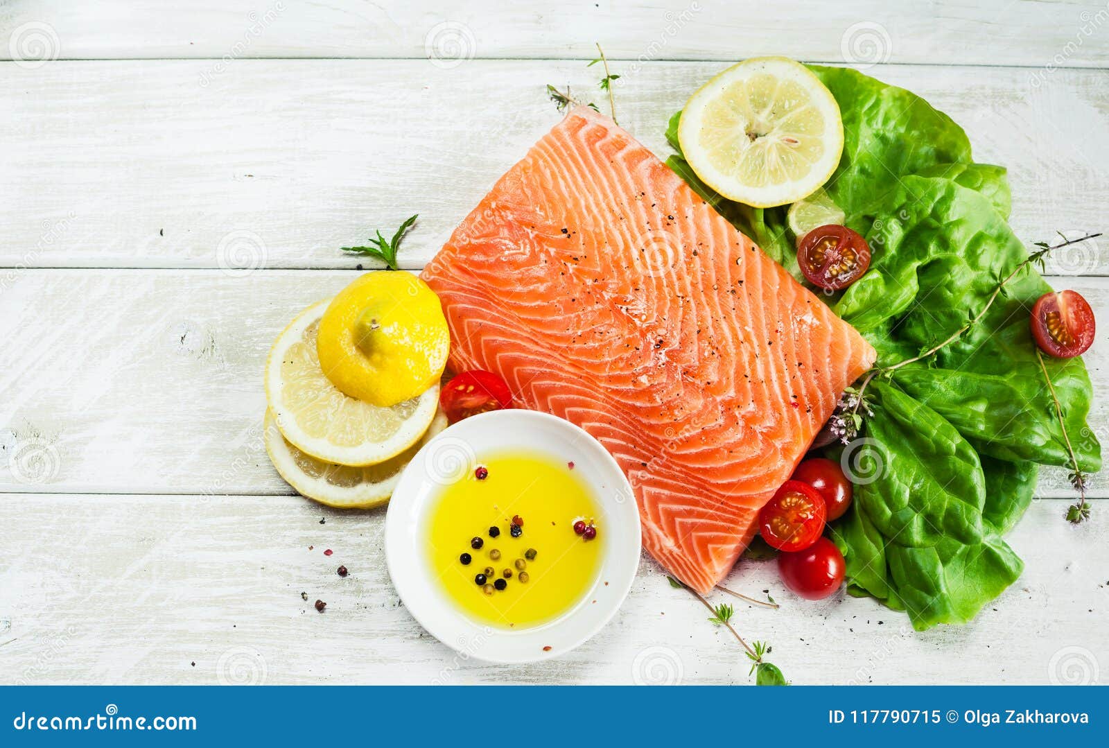 Salmon Fillet on una tabla imagen de archivo. Imagen de sano - 117790715