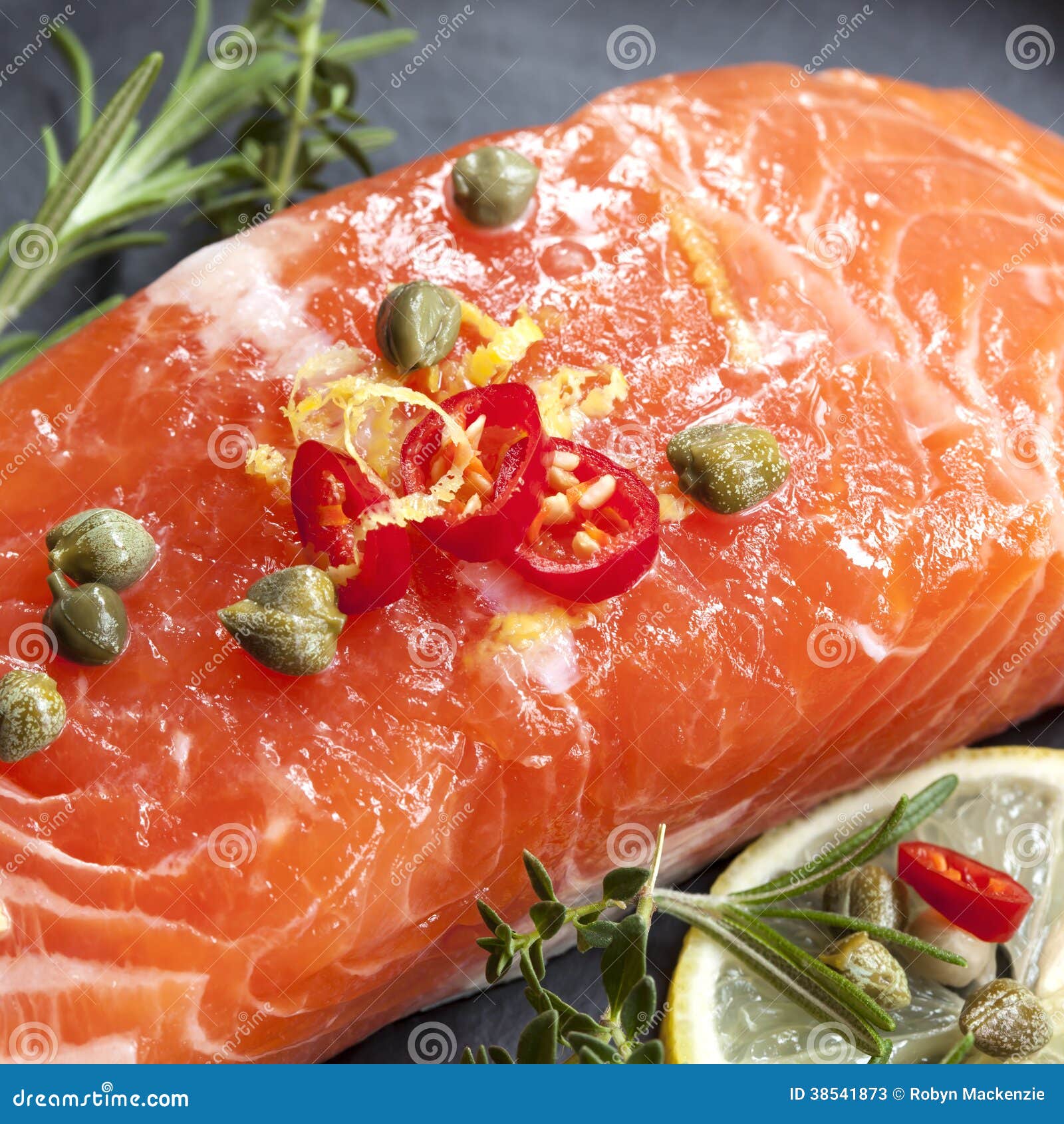 Salmon Steak crudo immagine stock. Immagine di alimento - 38541873