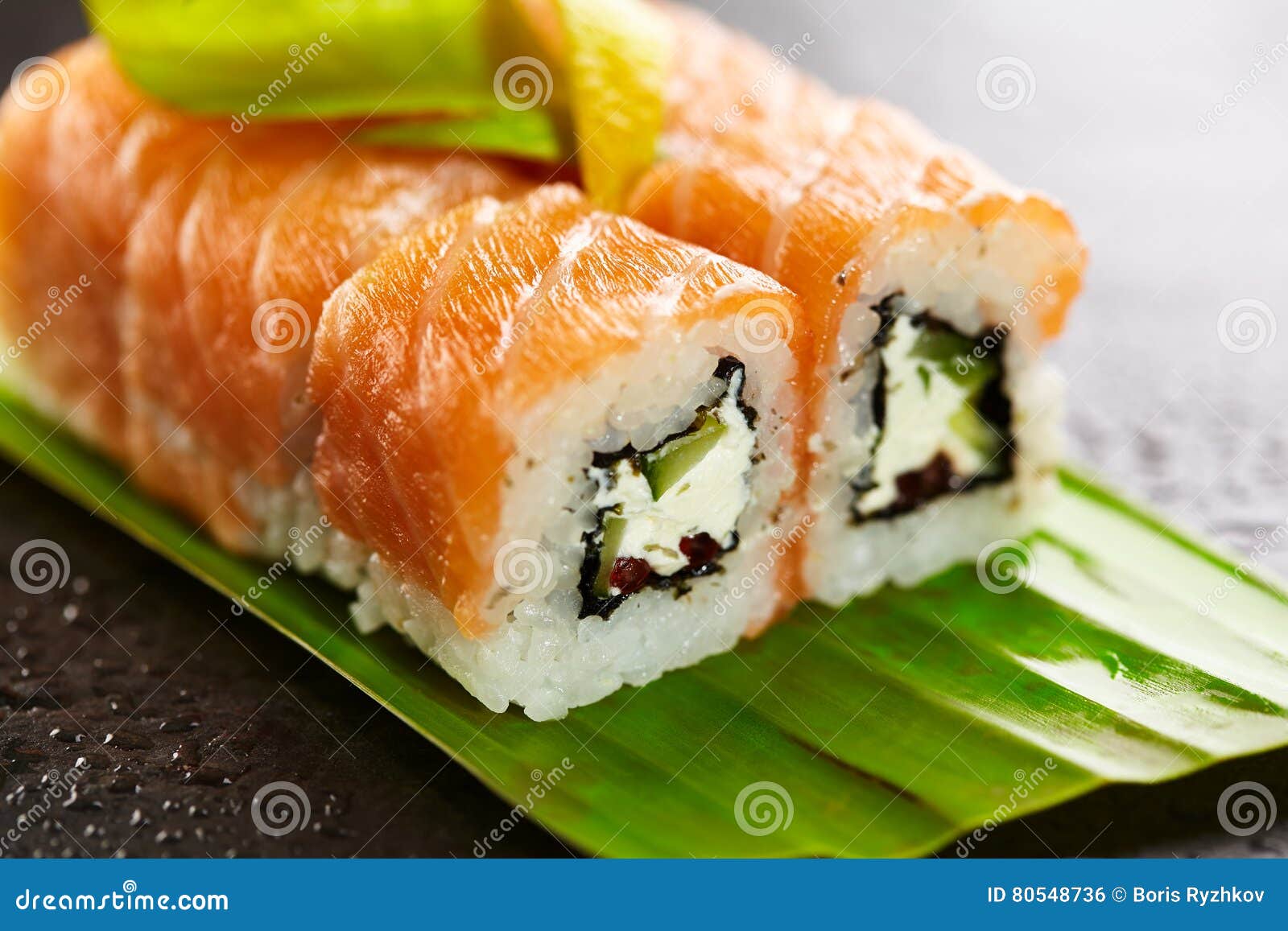Salmon Sushi Roll stock foto. Image of schotel, naughty - 80548736