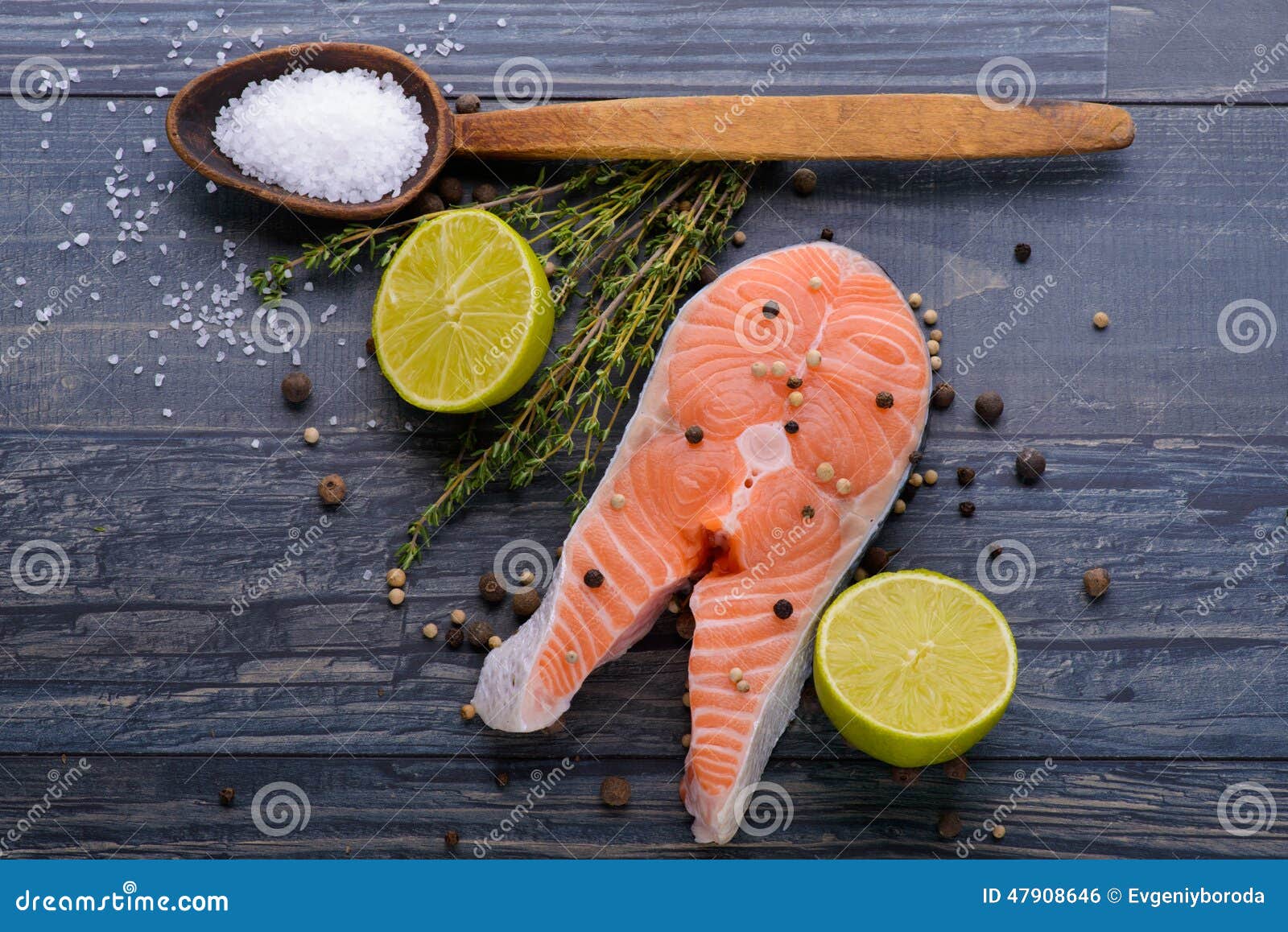 Salmone Crudo Con Le Spezie E La Calce Fotografia Stock - Immagine di ...