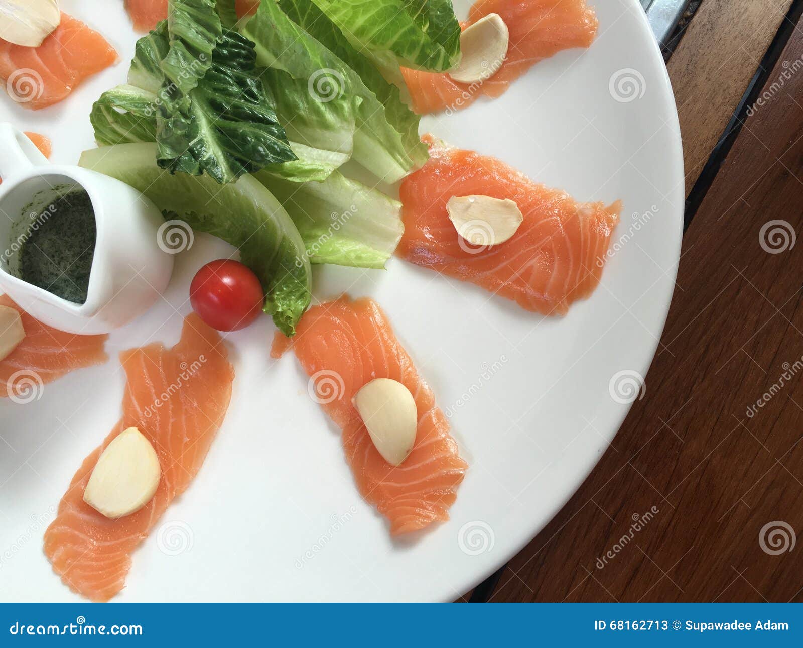 Salmones Que Sumergen La Salsa De Mariscos Con Verde Imagen de archivo ...